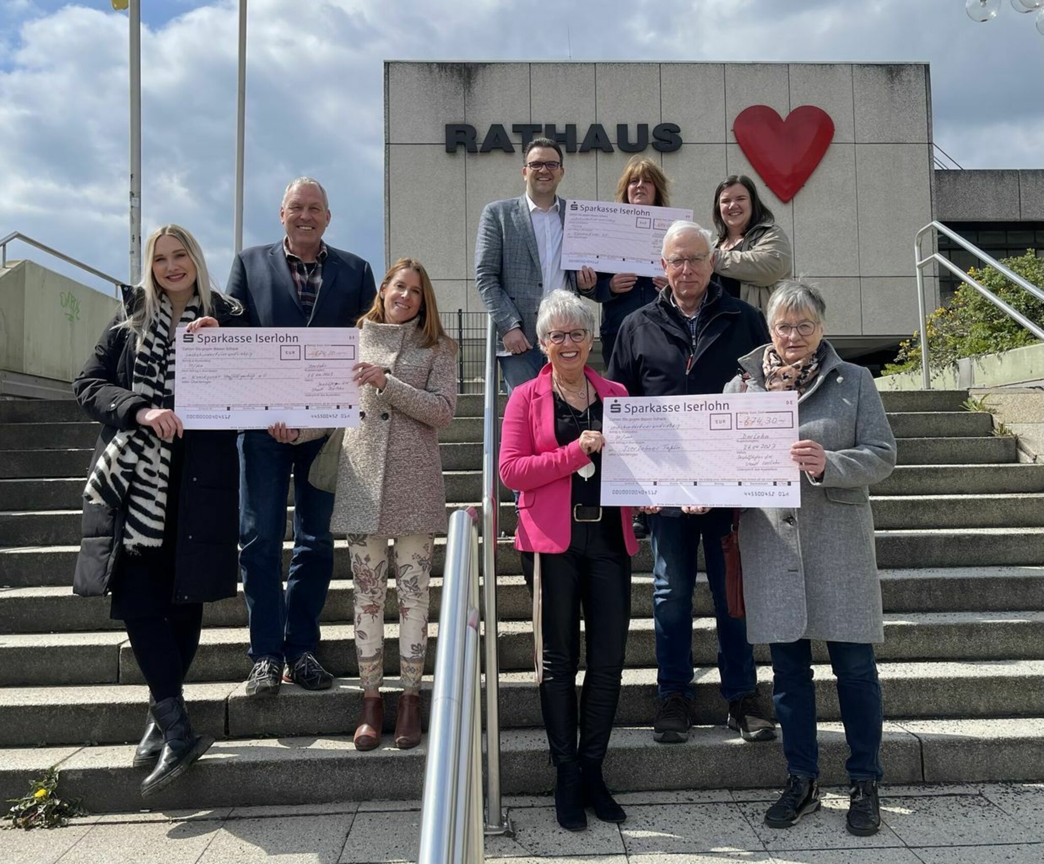 Scheckübergabe: 2.000 Euro durch Restcentspenden für den guten Zweck ...