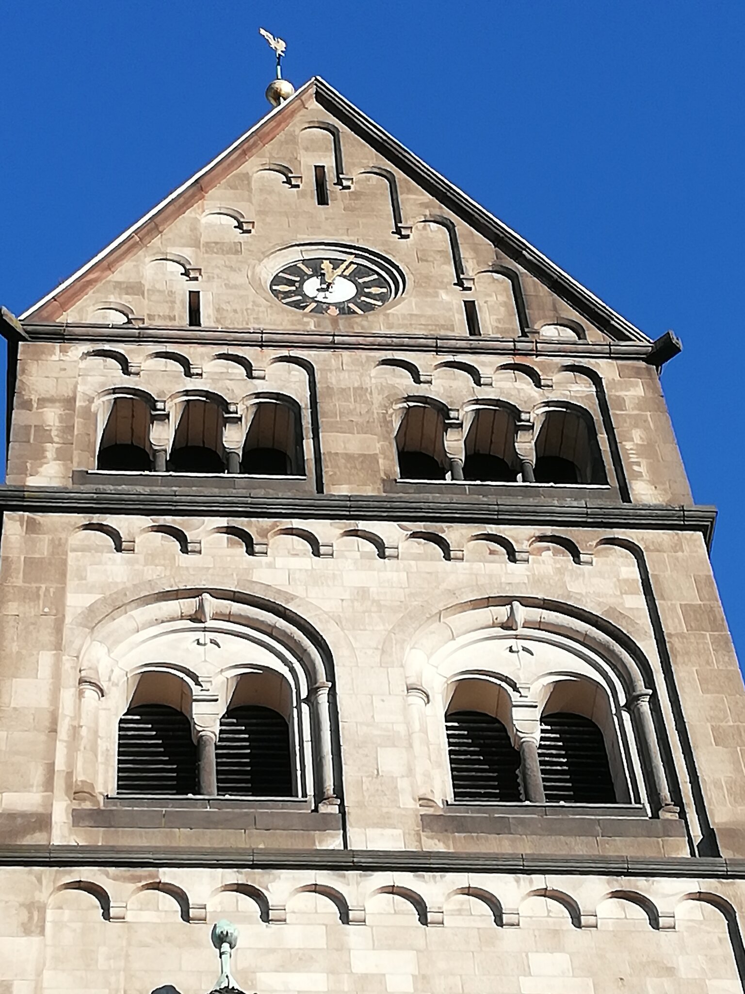 Handwerksarbeit: Reparatur der Turmuhr von St. Maria Rosenkranz in ...