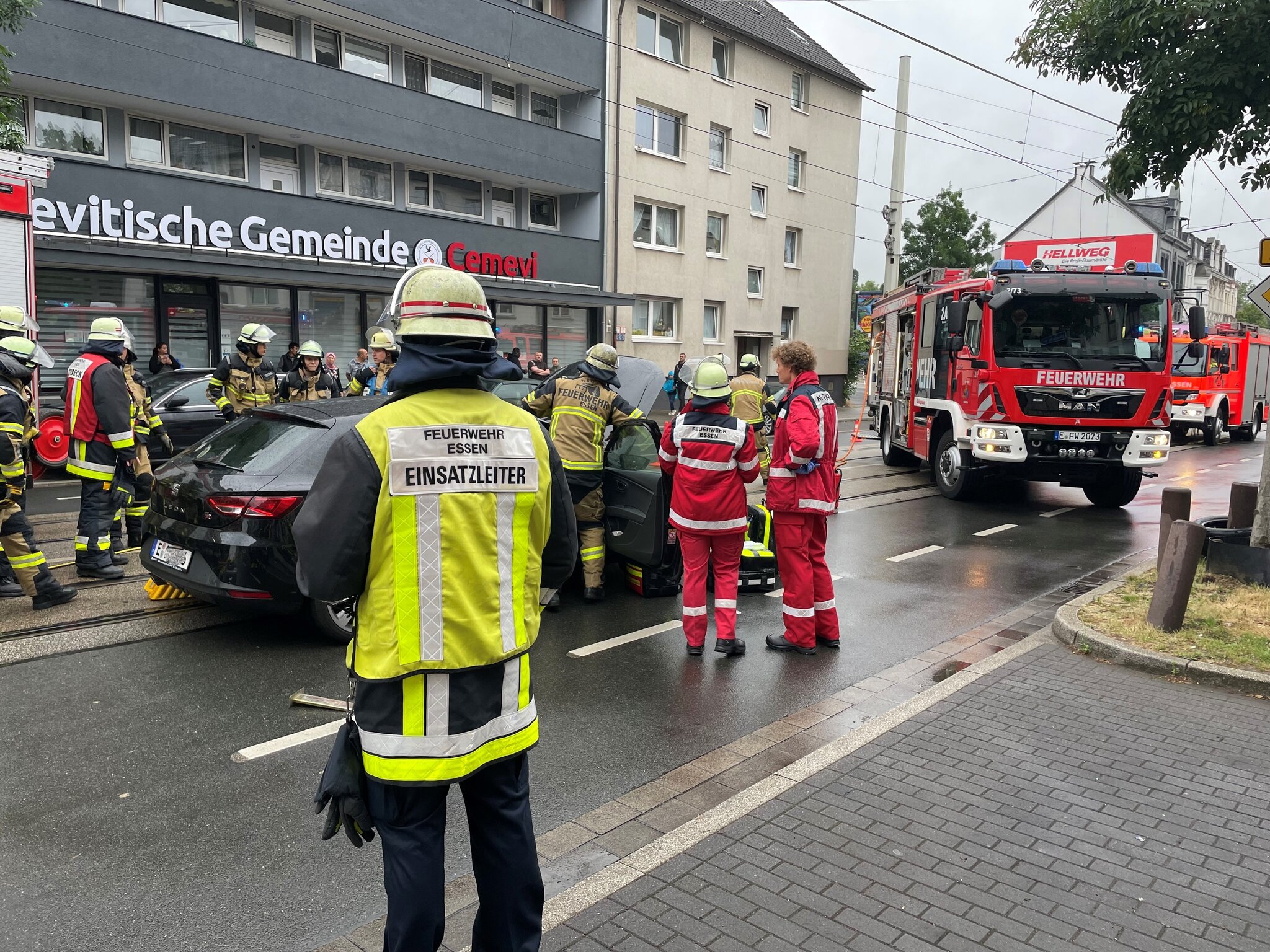 Feuerwehr Essen: Verkehrsunfall zwischen Straßenbahn und PKW - zwei Personen verletzt - Essen