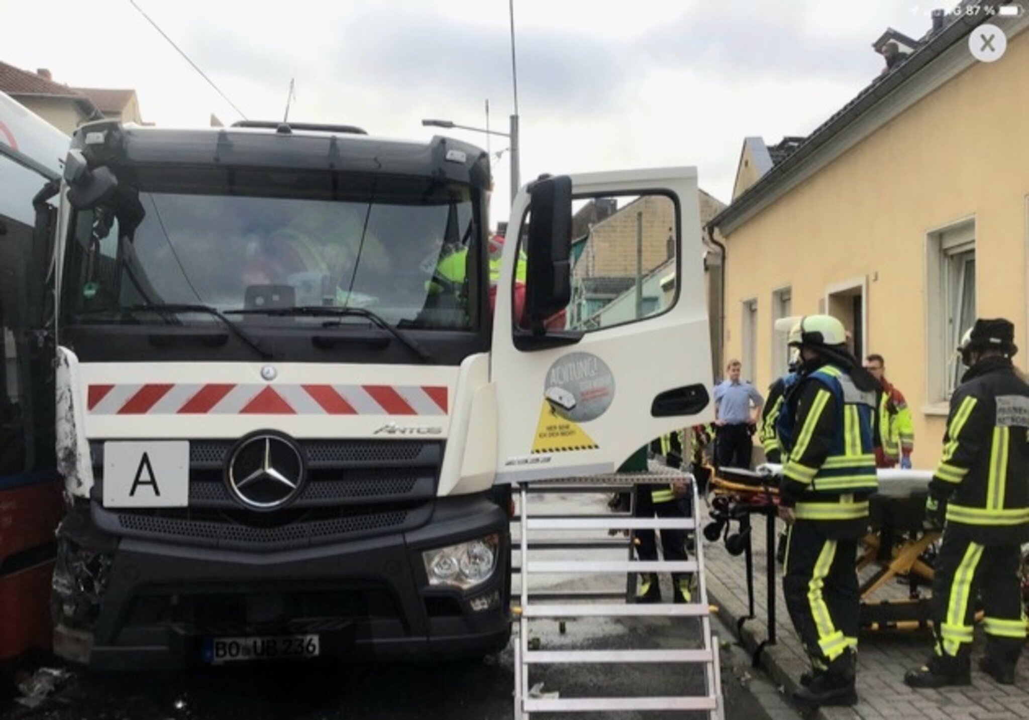 Einsatz der Feuerwehr Bochum: Unfall zwischen Straßenbahn und ...