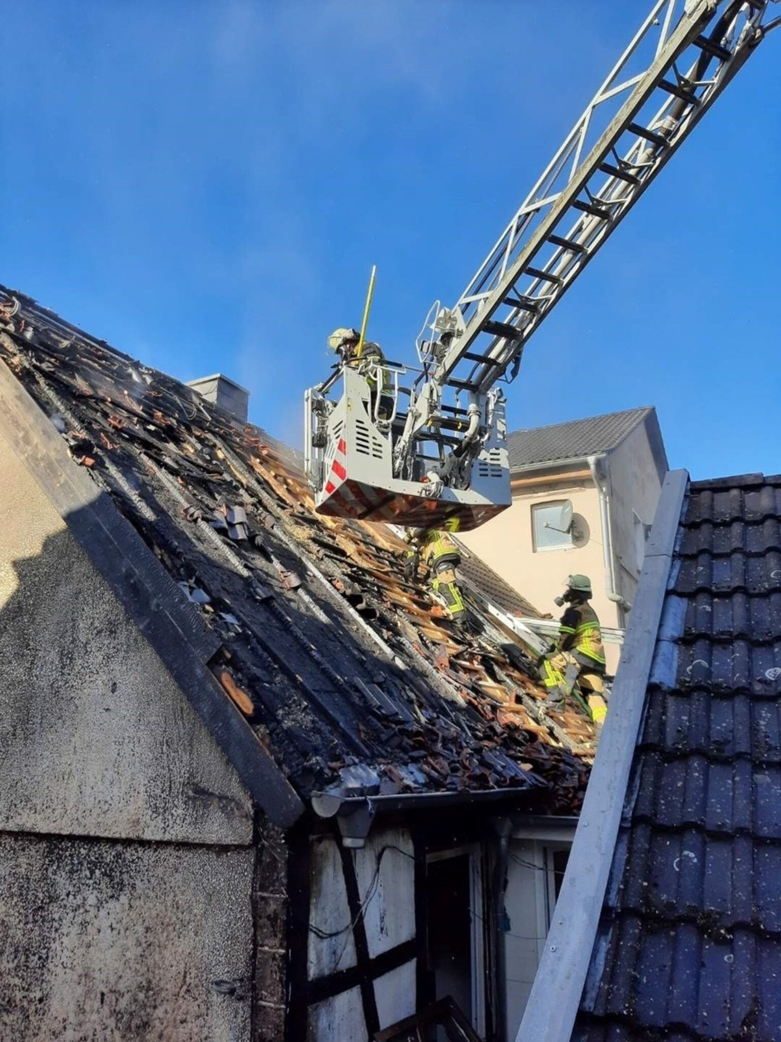 Folgemeldung -: Dachstuhlbrand in einem Fachwerkhaus - langwieriger Einsatz der Feuerwehr ...