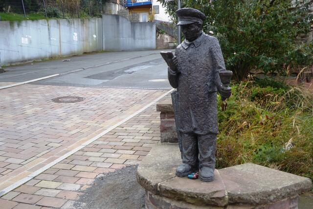 Wanderstein: Ein Ederstein wandert flussaufwärts.