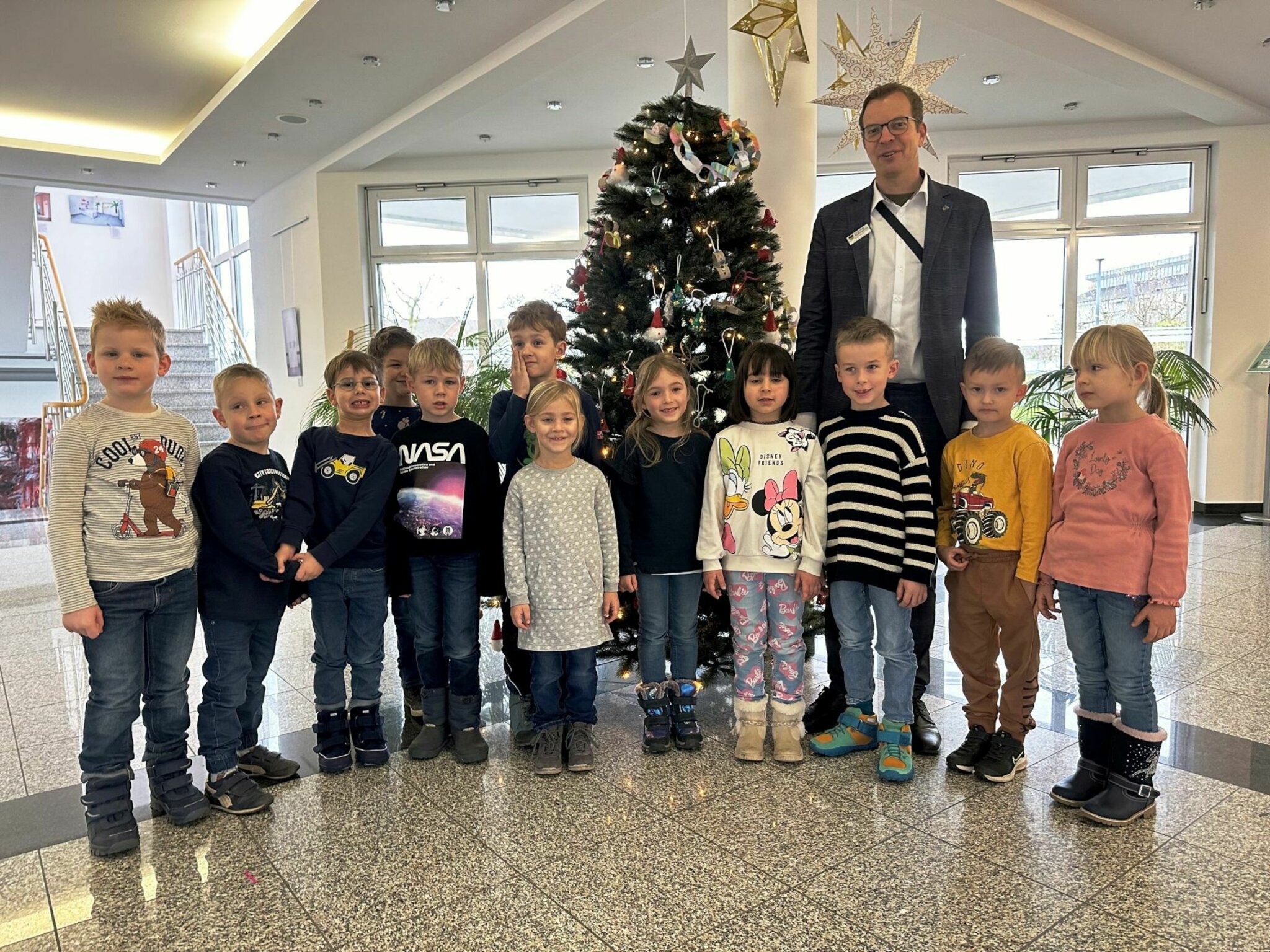 Alle Jahre wieder - Kinder schmücken den Weihnachtsbaum im Foyer des ...