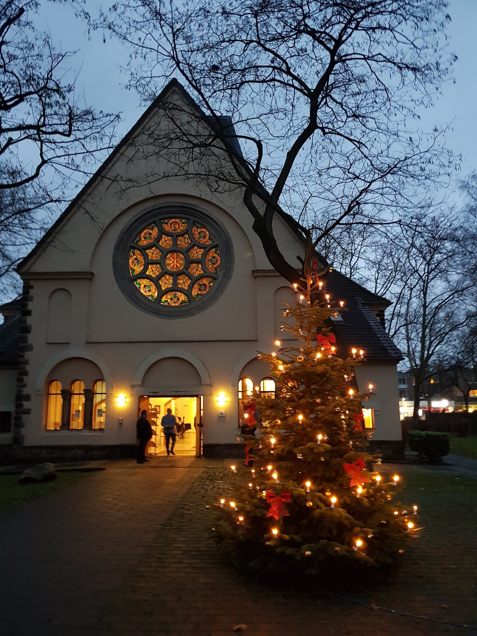 Weihnachten in der Neumühler Gnadenkirche: Wunder, Licht und Sterne - Duisburg