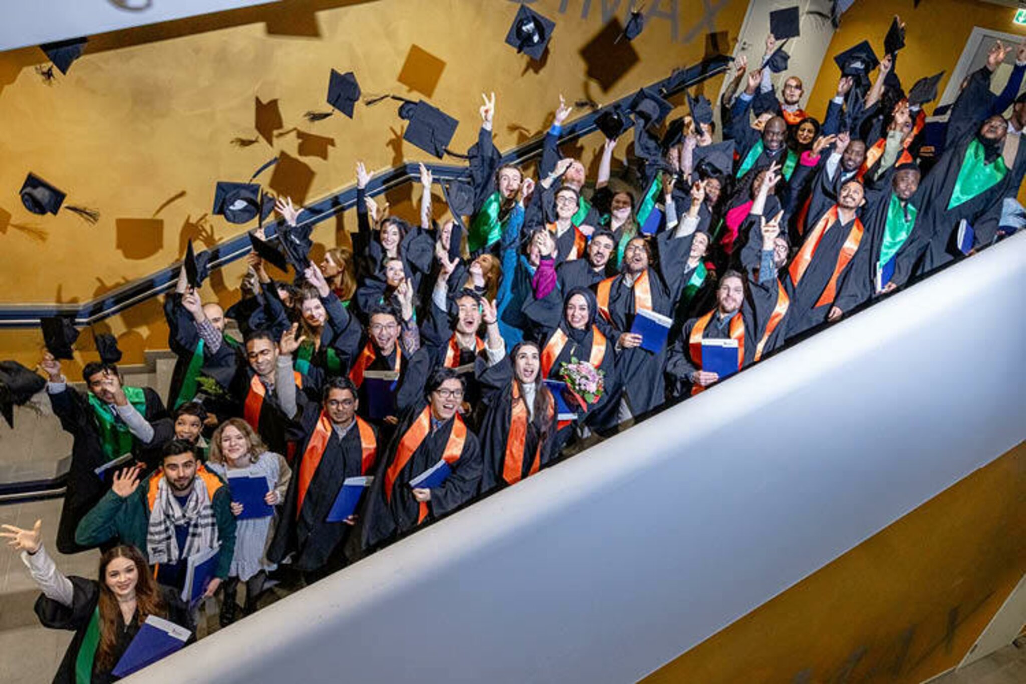 „Drei, zwei, eins – Hüte hoch!“: Fakultäten feiern Graduation ...