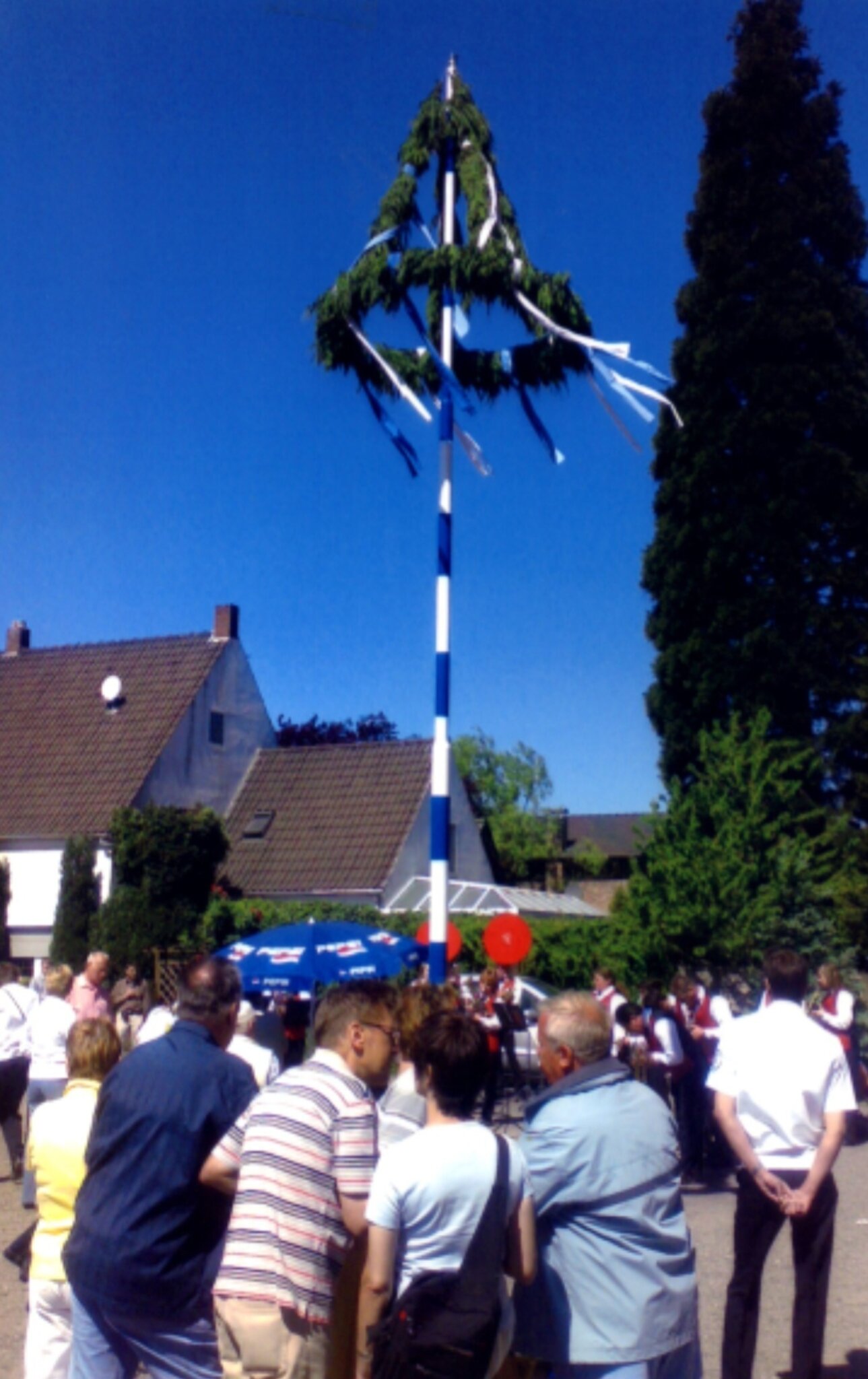 Traditionelles ,,Maibaumaufstellen" am 1.Mai 2024 - Moers