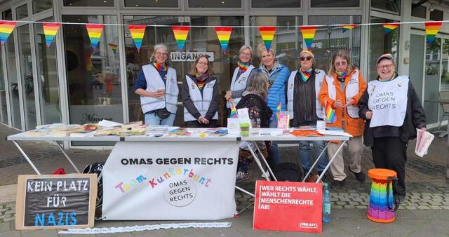 Aachener Friedenspreis für die OMAS GEGEN RECHTS: Infostand Europa Wahl - Langenfeld (Rheinland)
