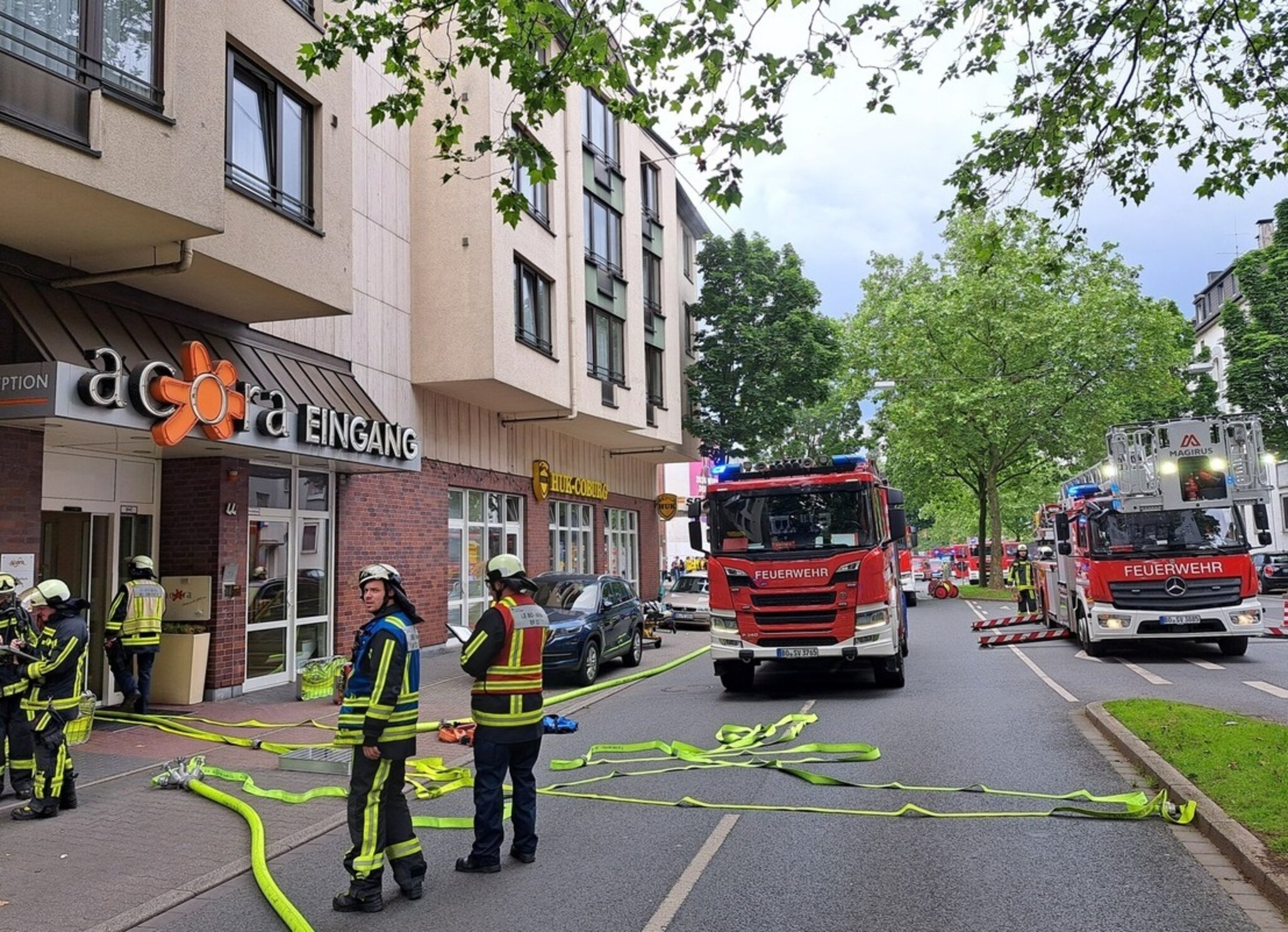 Blaulicht-Meldungen der Feuerwehr Bochum: Brand in einem Hotelzimmer, 35 Personen gerettet - Bochum