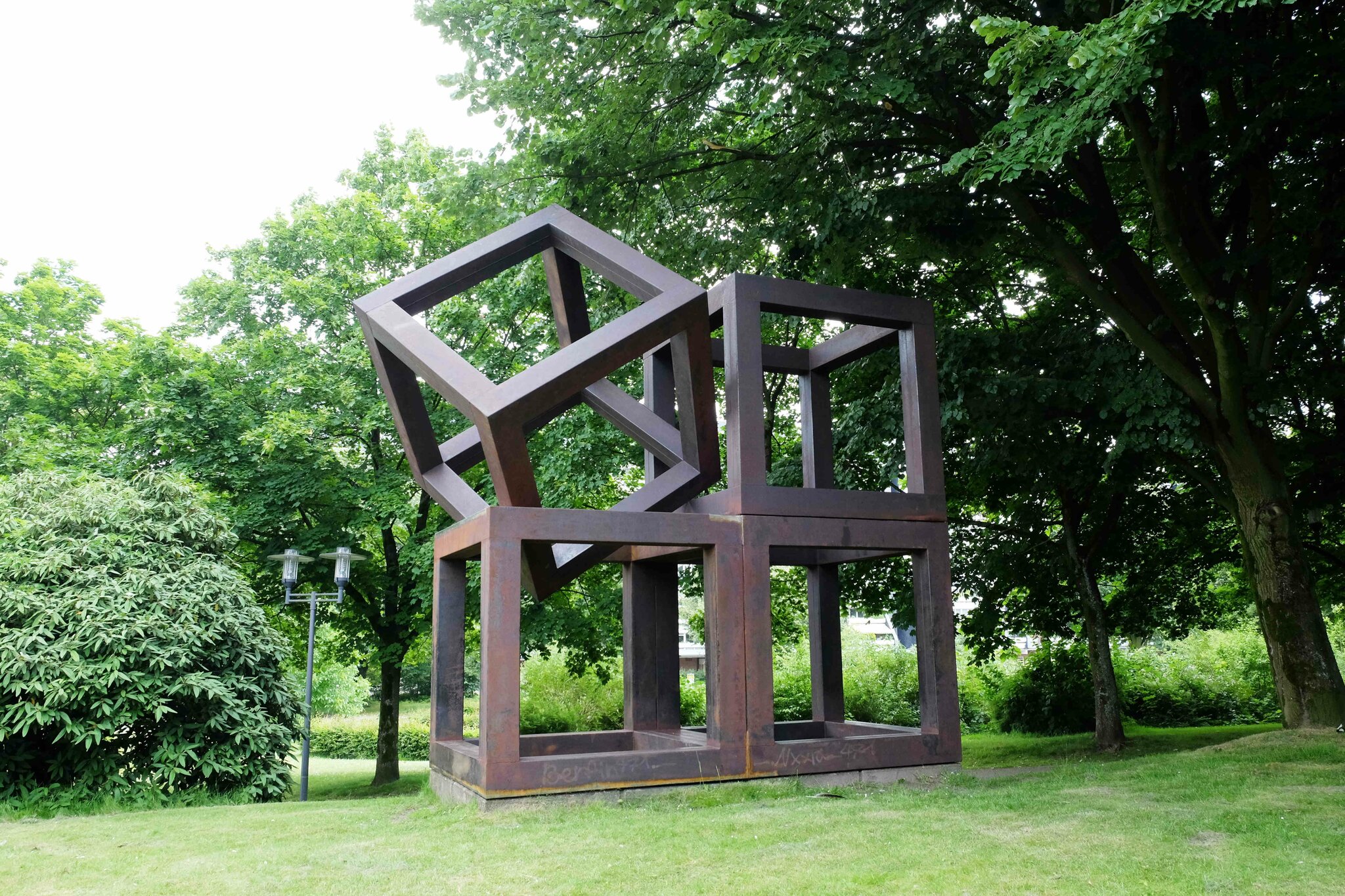 Stahl-Kunstwerk „3/72 Rahmenkonstruktion“ von Alf Lechner am Marler ...