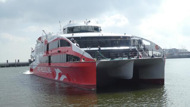 Halunder Jet in Cuxhaven: Der Highspeed-Katamaran HALUDER JET bei der ...