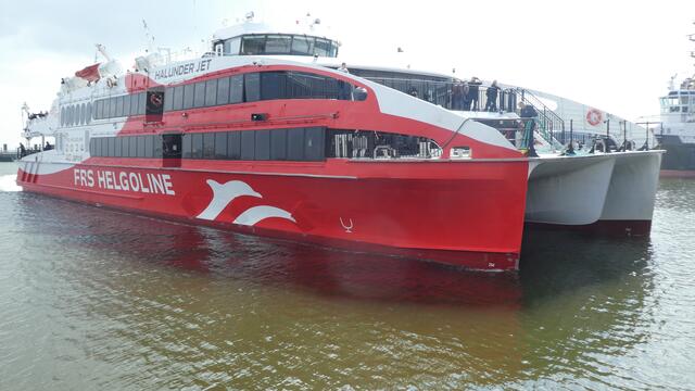 Halunder Jet in Cuxhaven: Der Highspeed-Katamaran HALUDER JET bei der ...