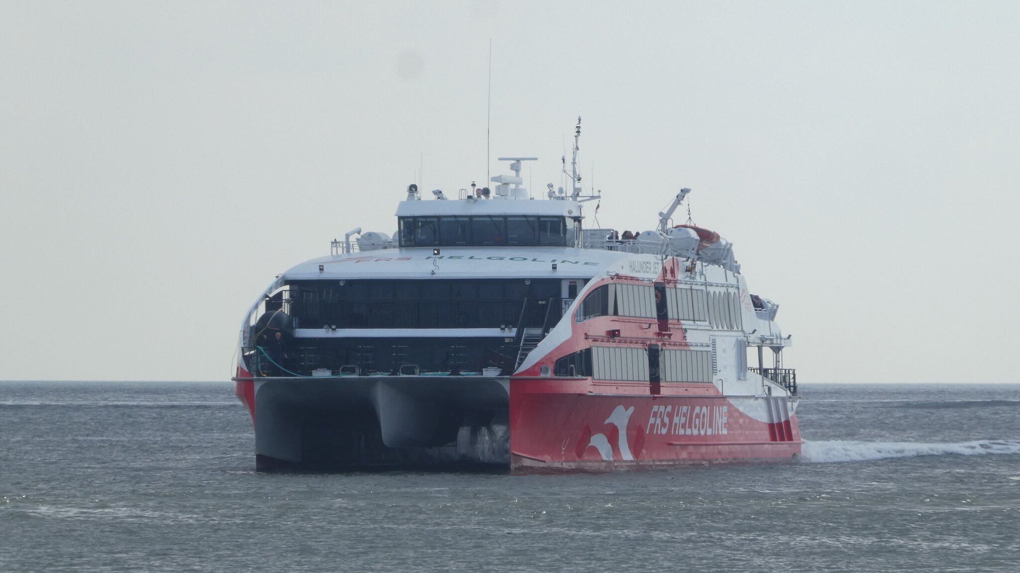 Halunder Jet in Cuxhaven: Der Highspeed-Katamaran HALUDER JET bei der ...