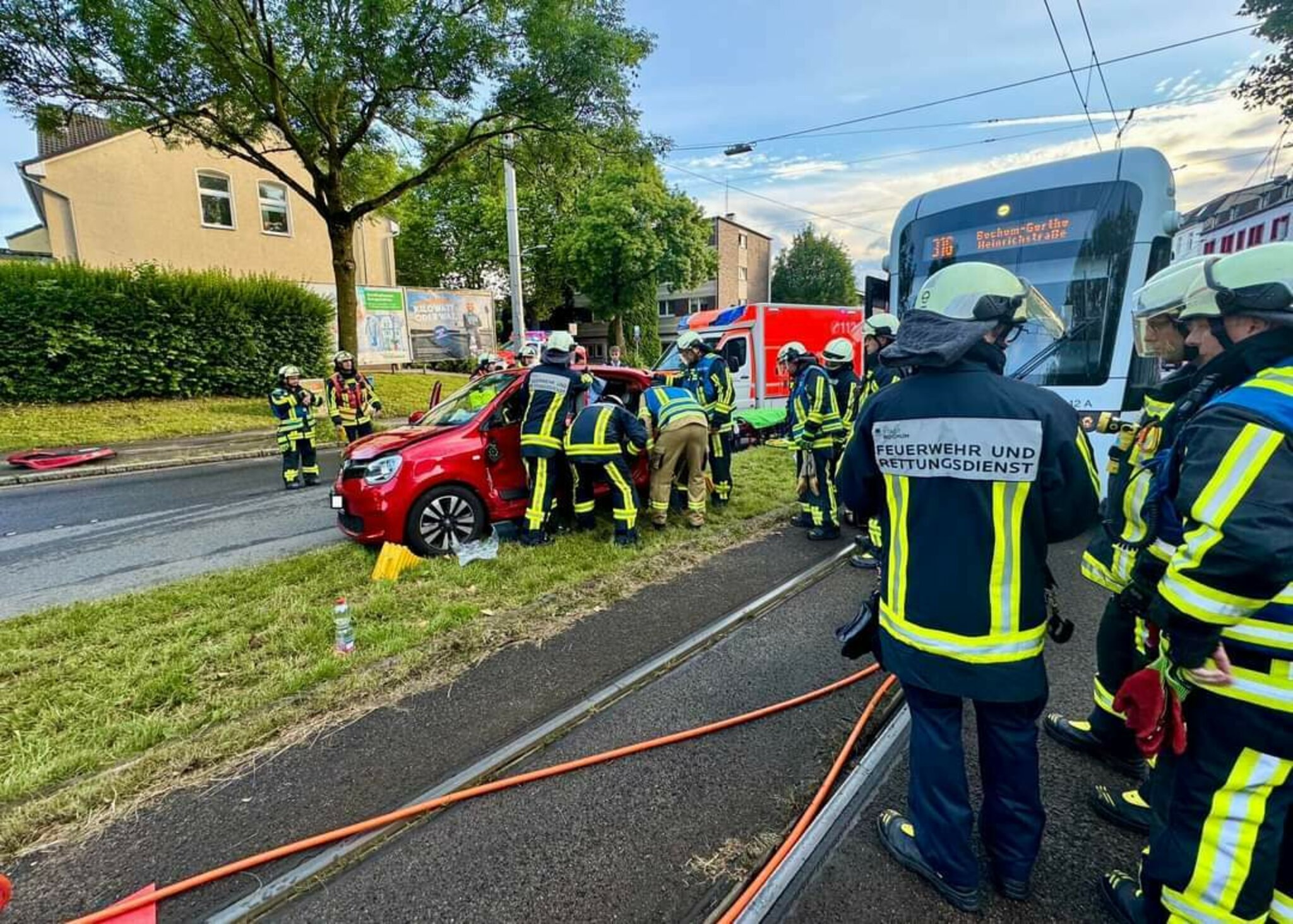 Blaulicht-Meldungen Polizei Bochum: Wendemanöver führt zu Kollision mit Straßenbahn ...