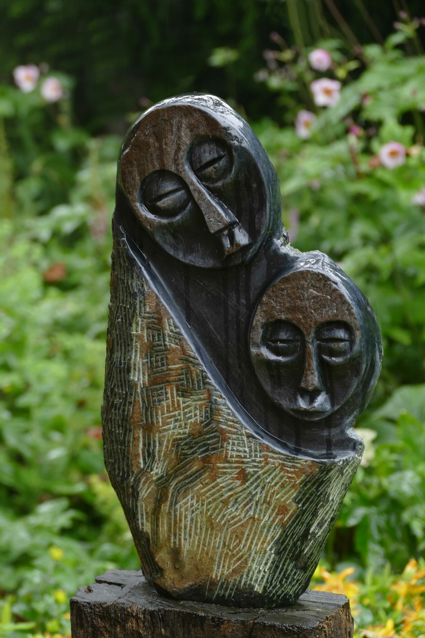 Mutter-Kind-Statue im Regen - Bedburg-Hau