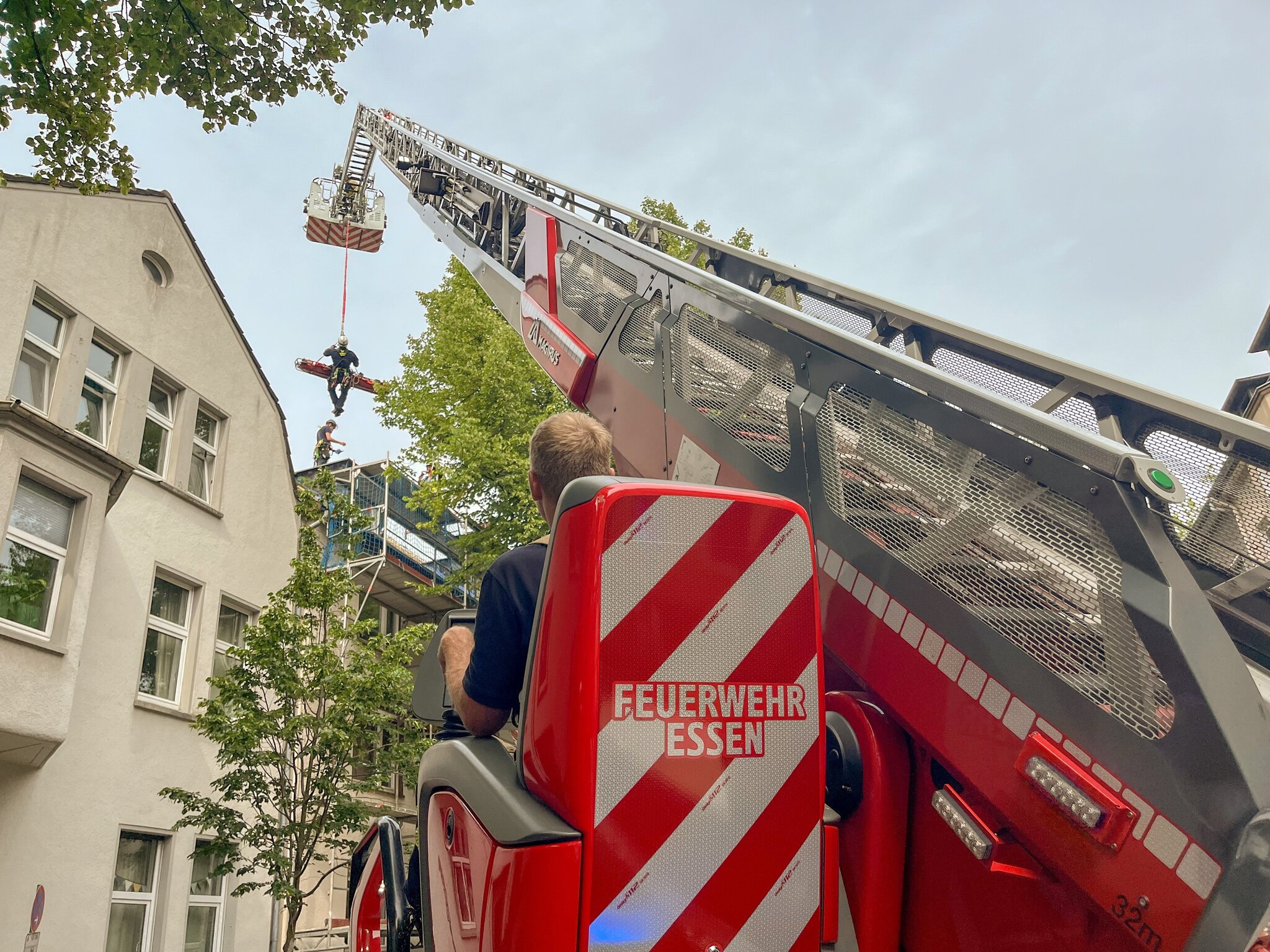 Feuerwehr Essen: Feuerwehreinsatz auf Baustelle: Verletzter Arbeiter sicher vom Dach gerettet ...