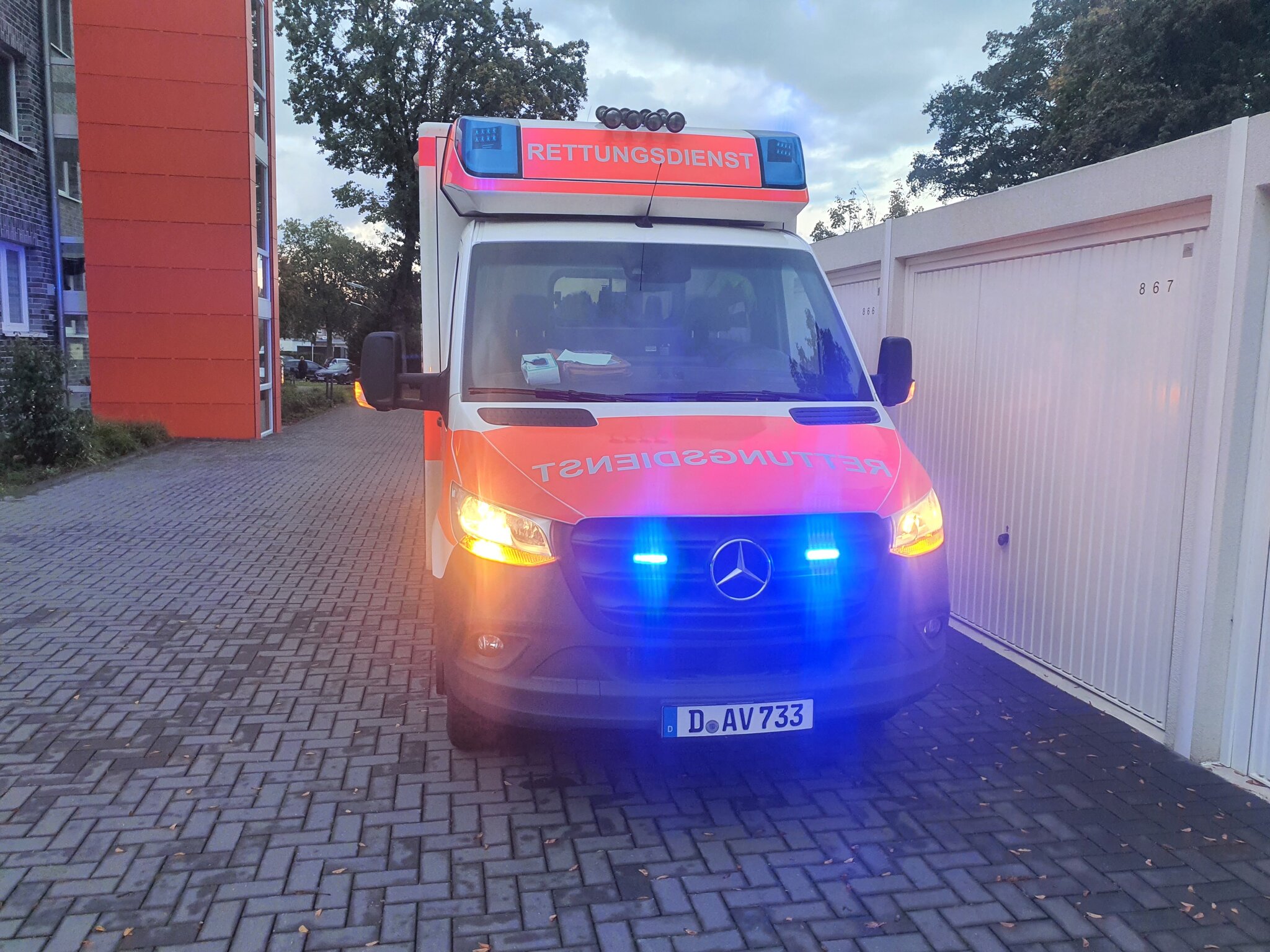 Auto kollidiert mit Hauswand und Geländer - zwei Verletzte - Marl