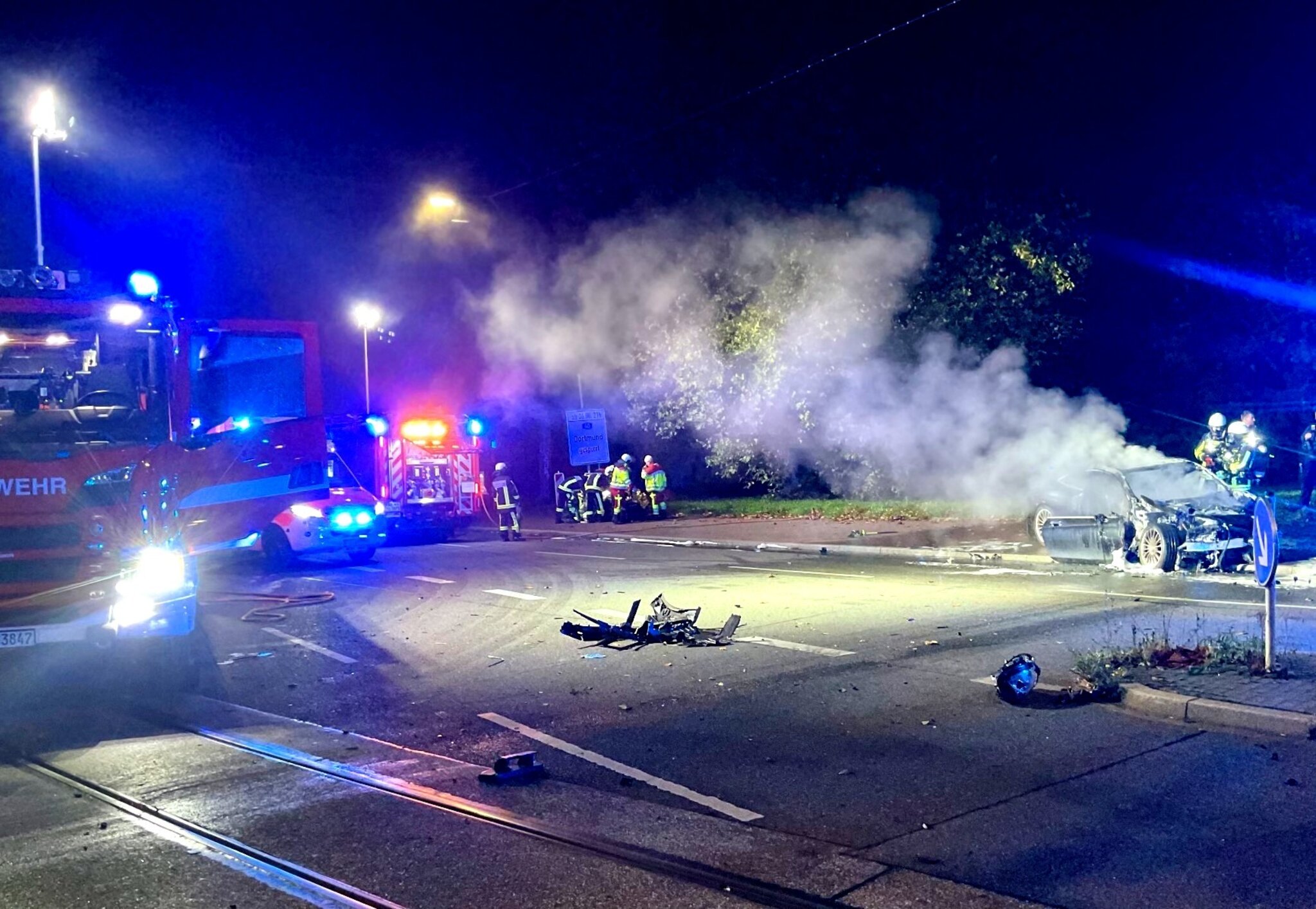 Blaulicht-Meldungen der Feuerwehr Bochum: Verkehrsunfall in Wattenscheid - PKW fängt Feuer, eine ...