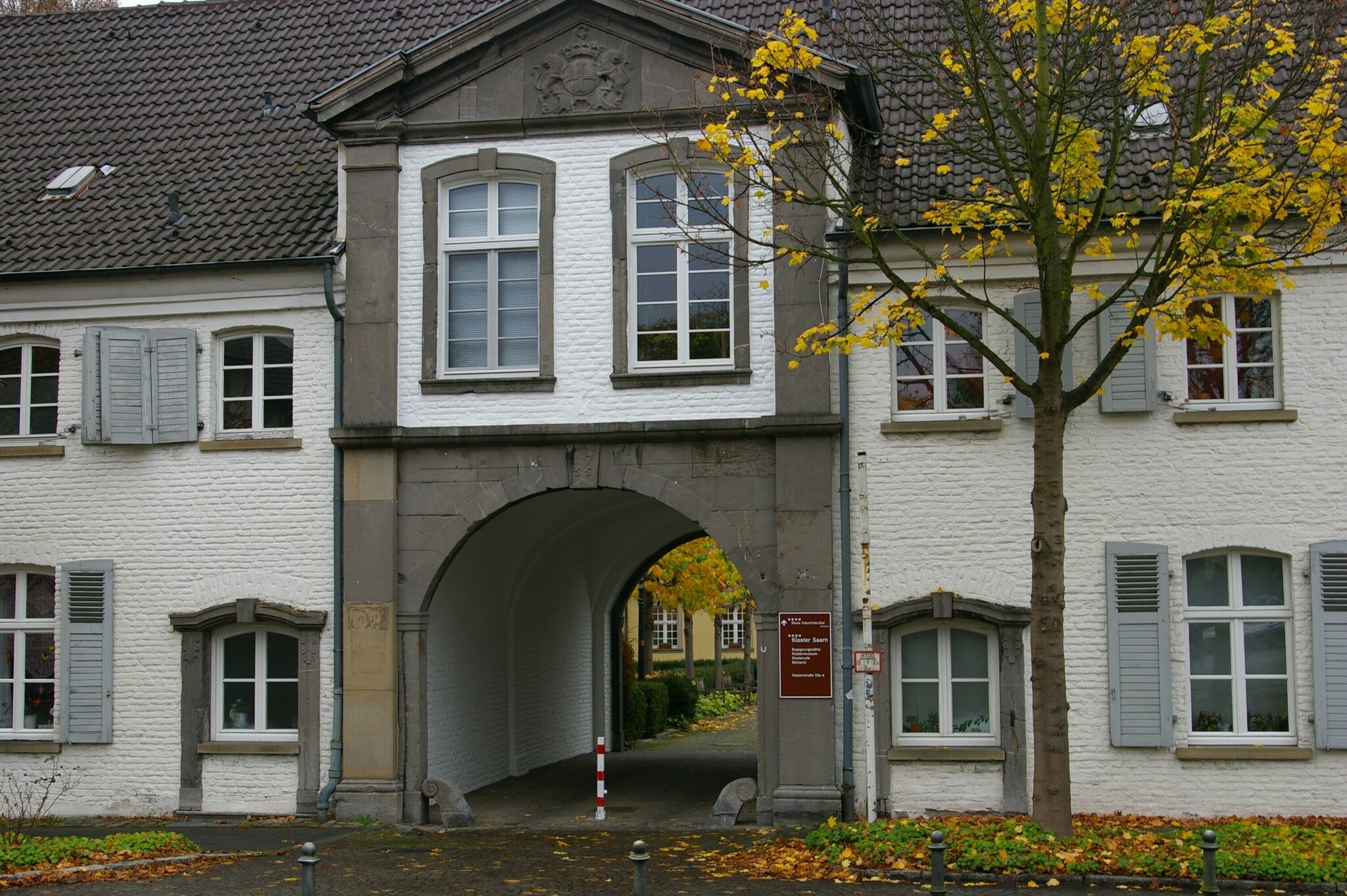 Saarn: Buchausstellung in der Klosterbücherei - Mülheim an der Ruhr