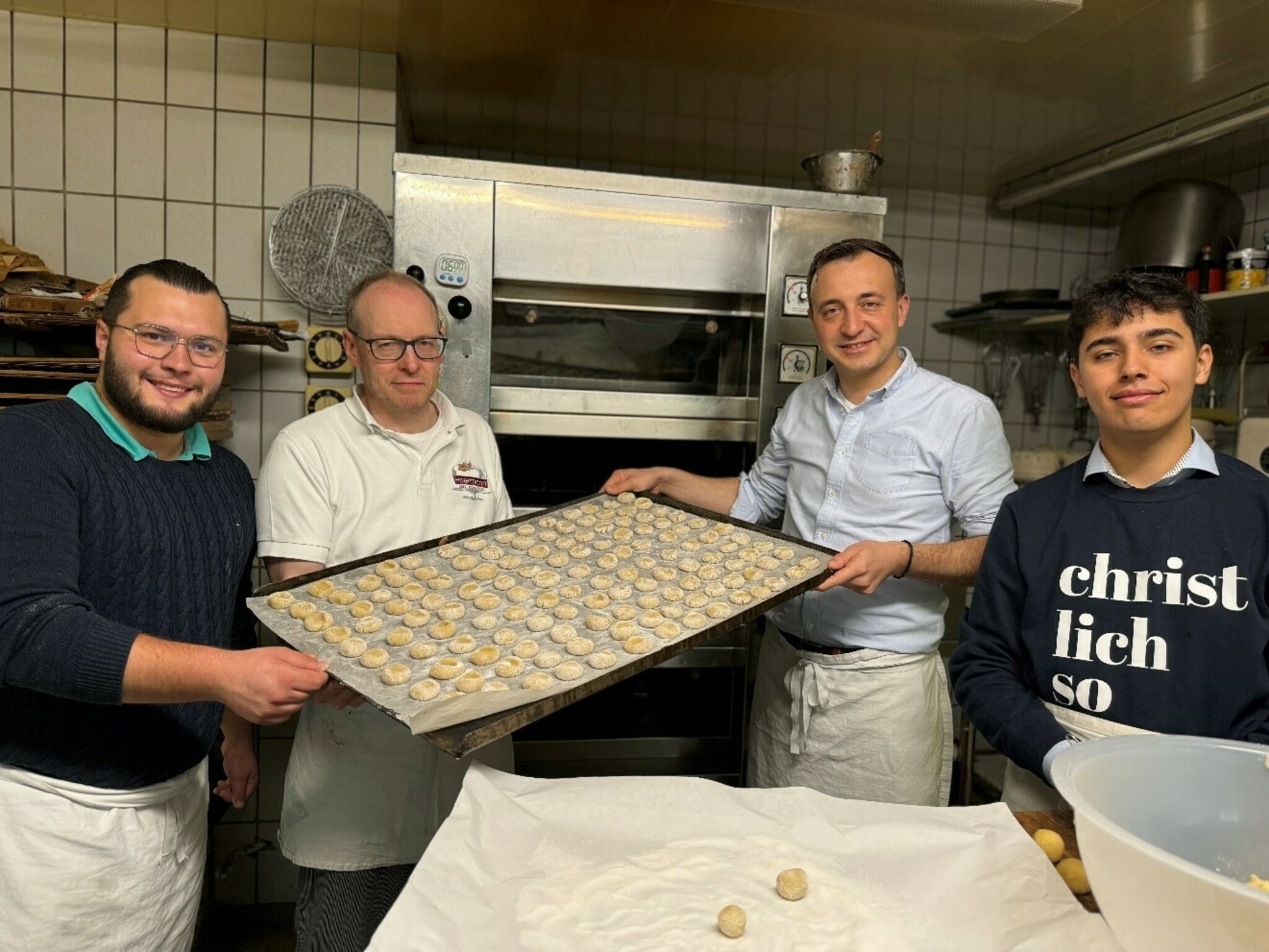 Weihnachts-Backaktion der Jungen Union Hemer: Paul Ziemiak und JU Hemer backen Kekse für den ...