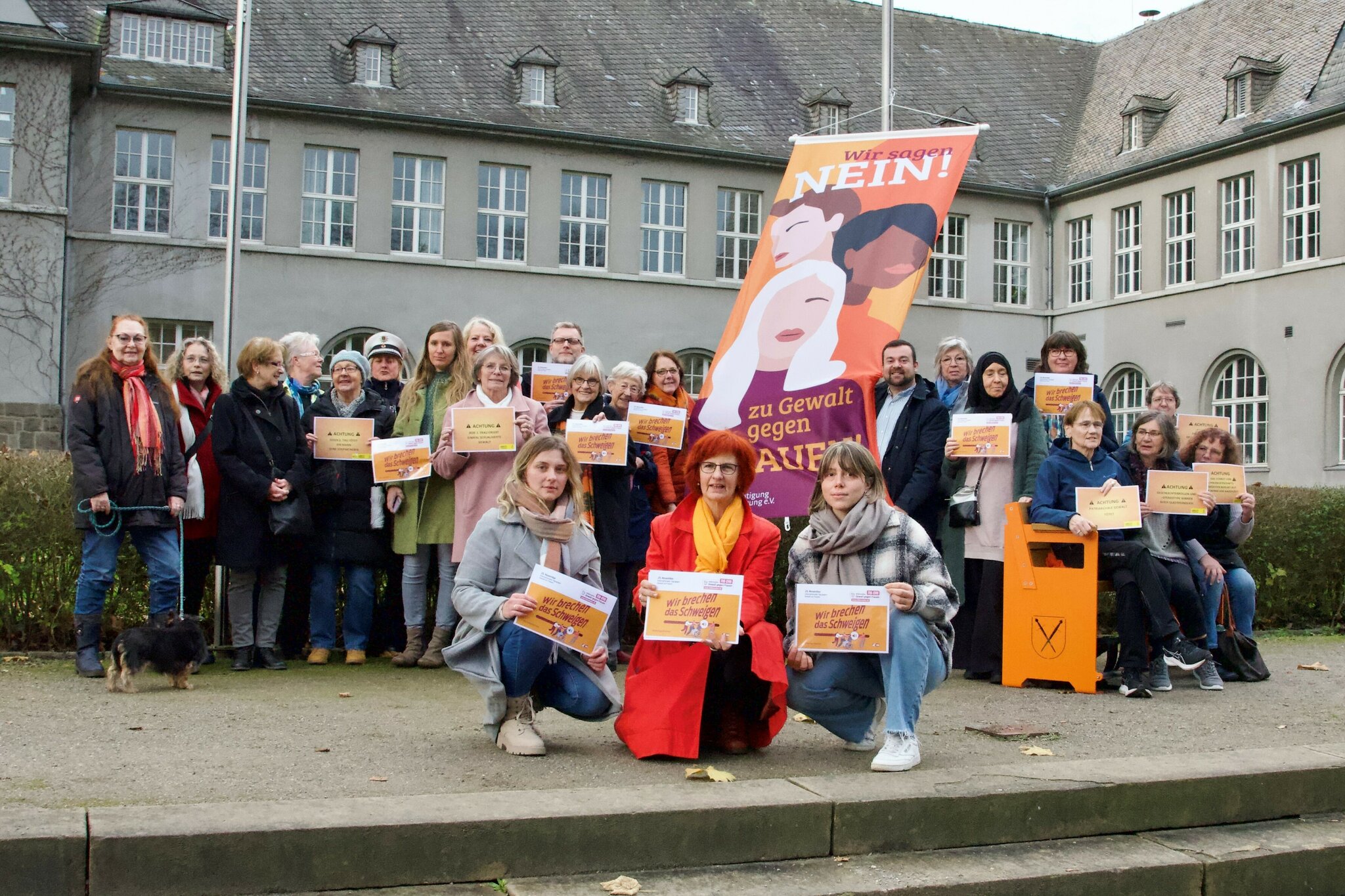 Gewalt an Frauen:: Zeichen für Prävention und Unterstützung - Schwerte