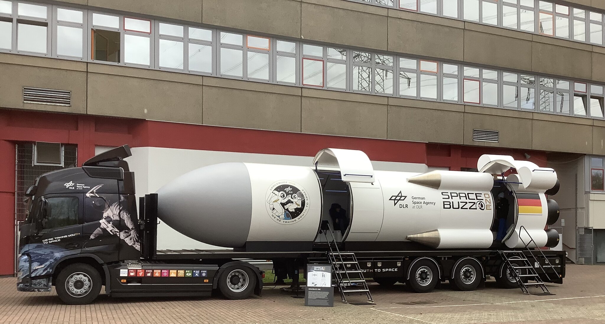 Raumfahrt SpaceBuzz Gymnasium Holthausen: Space Buzz One begeistert die ...