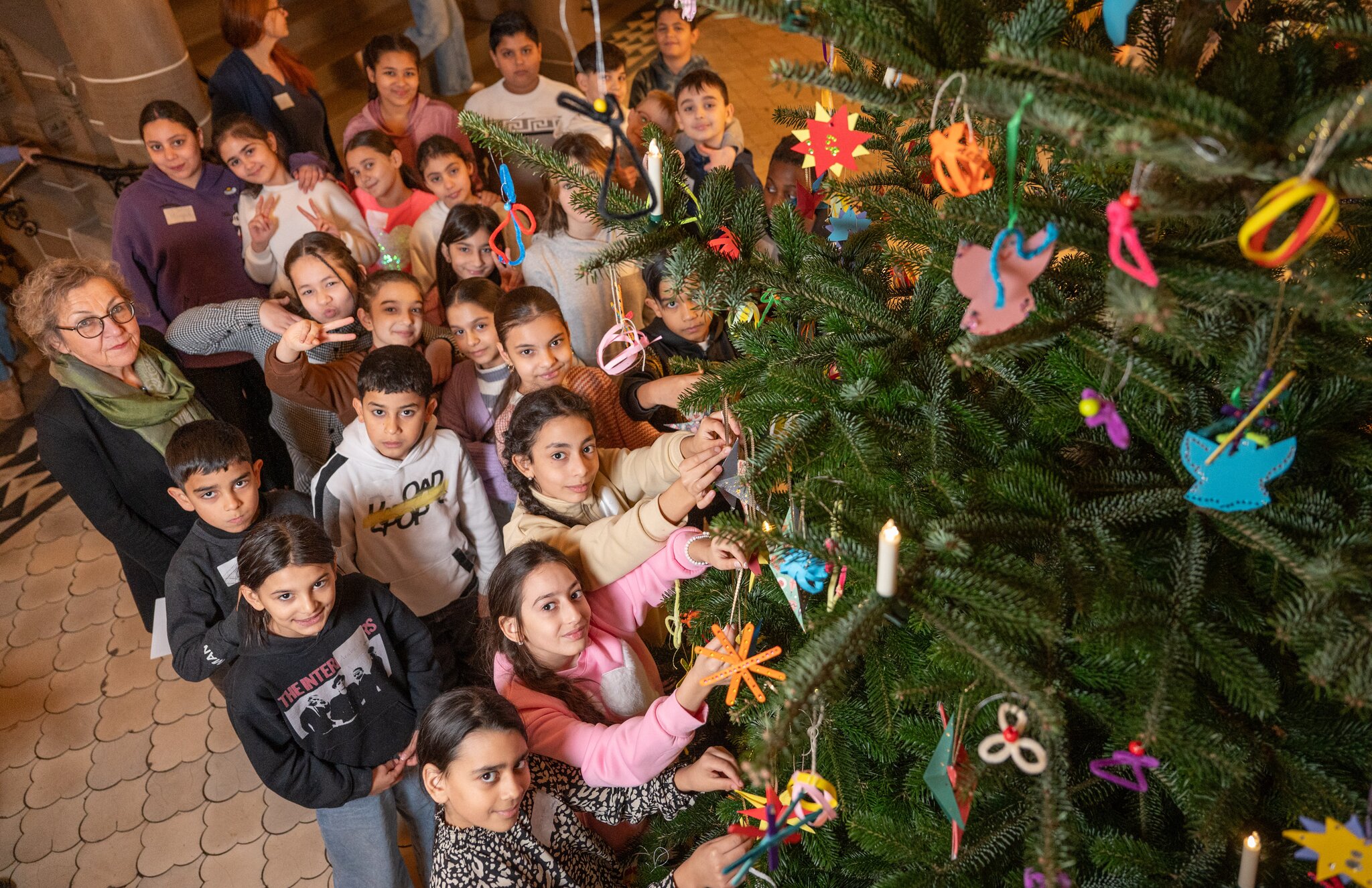 Weihnachtsbaumschmücken im Rathaus Duisburg: Marxloher Kinder mit Eifer ...