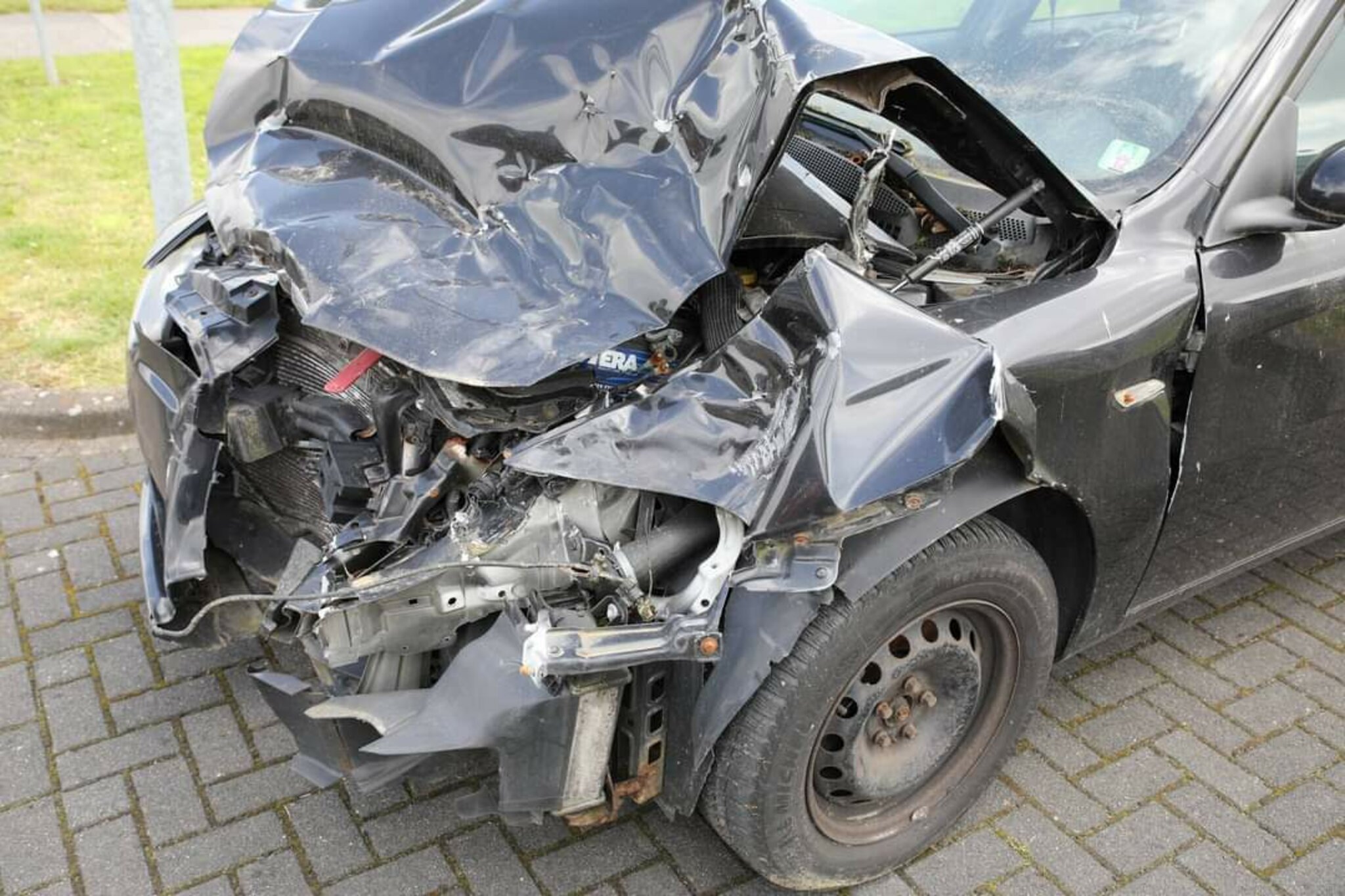 Polizei sucht Zeugen: Auto fährt gegen Baum - Insassen flüchtig - Hamminkeln