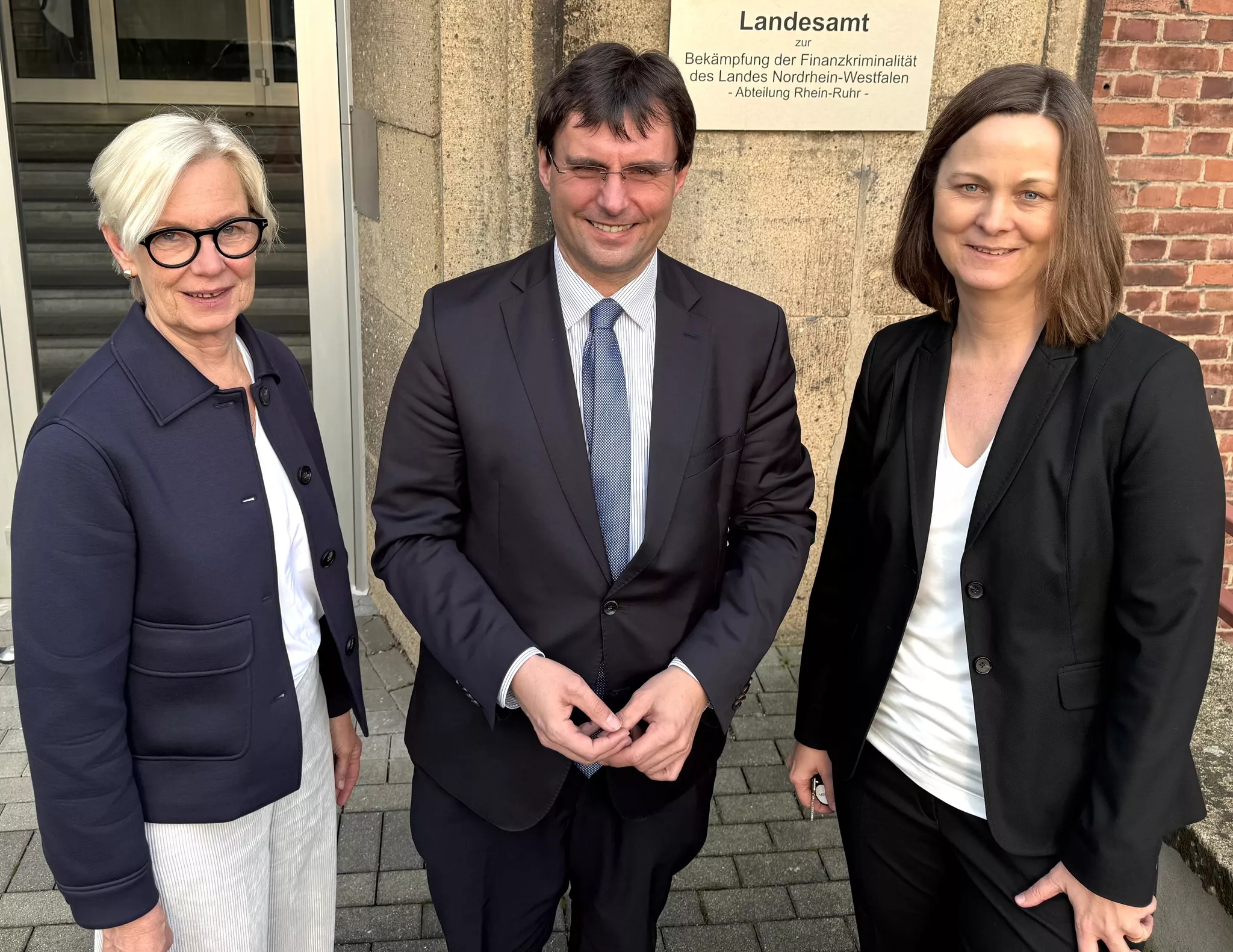 Blick hinter die Kulissen: Minister Dr. Optendrenk besucht Krypto ...