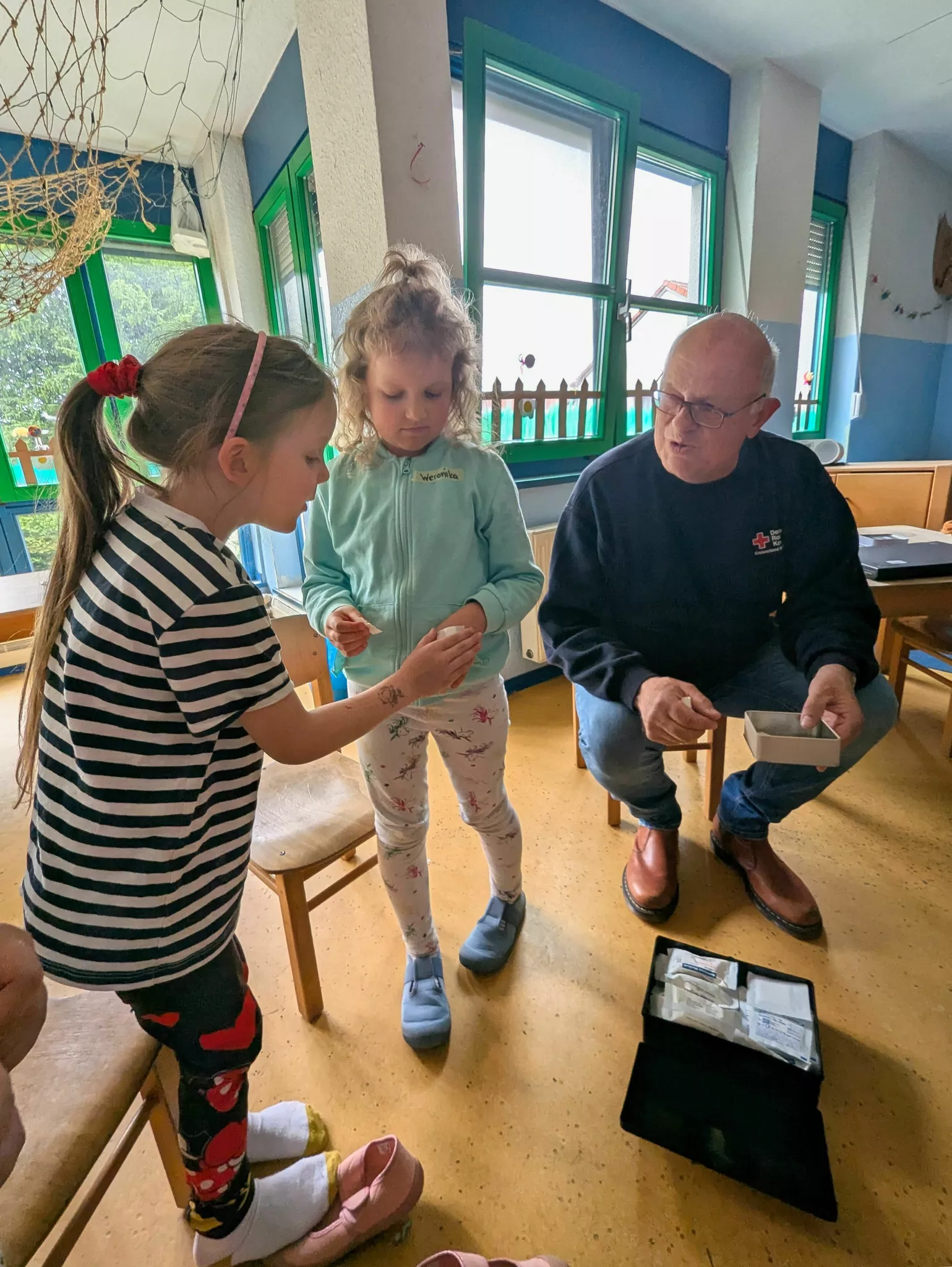 DRK bringt Erste Hilfe in die Kitas: „Pusten, trösten, Pflaster drauf ...