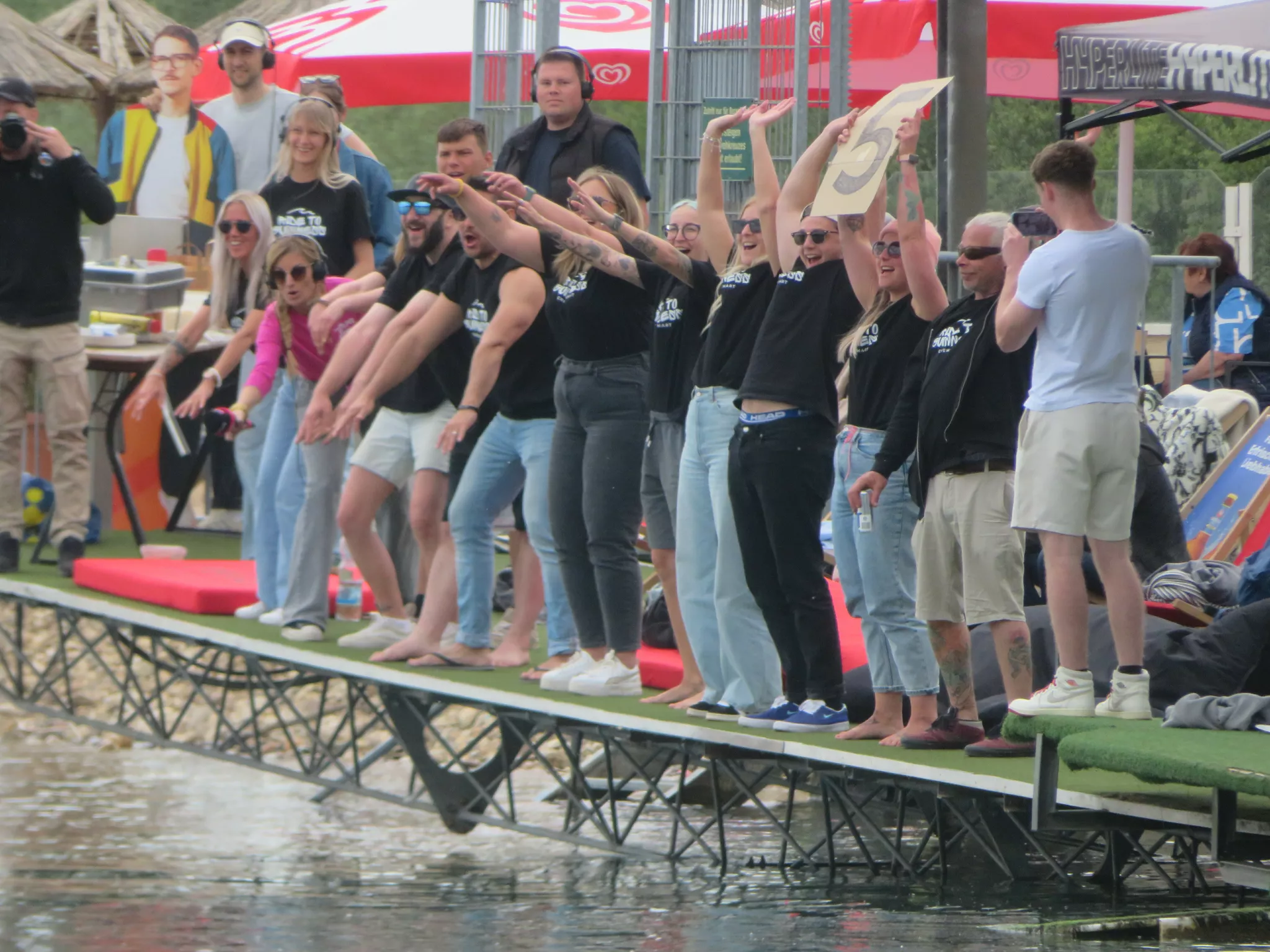 Eine La-Ola-Welle für Mart Hennemann: Der 37-jährige Kalkarer versucht ...