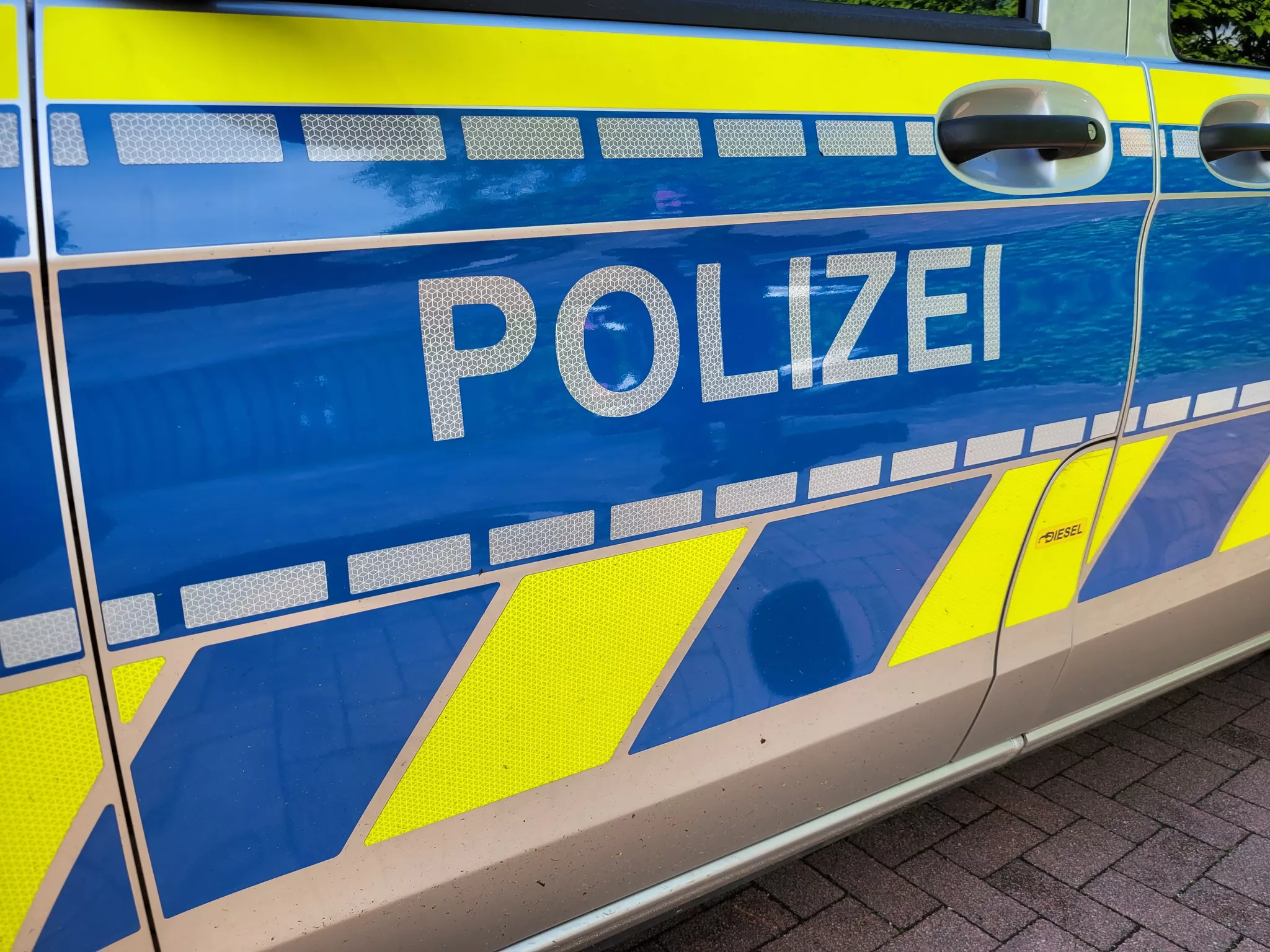 Polizei sucht Zeugen: Verkehrsunfall mit Personenschaden und Unfallflucht - Wesel