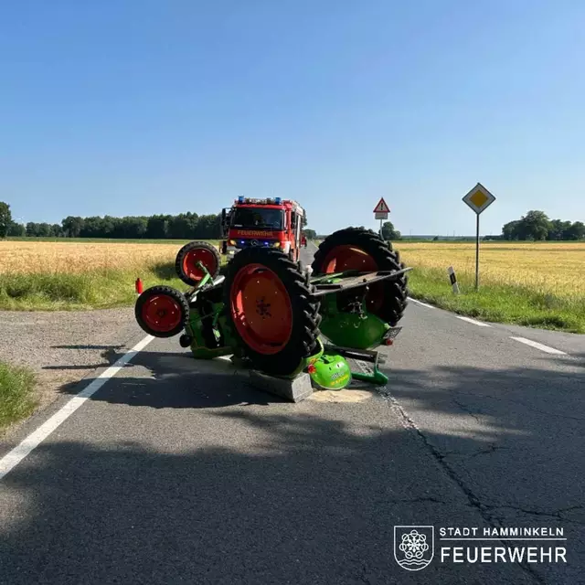 Eine Person verletzt: Trecker überschlägt sich bei zusammenstoß mit PKW - Hamminkeln