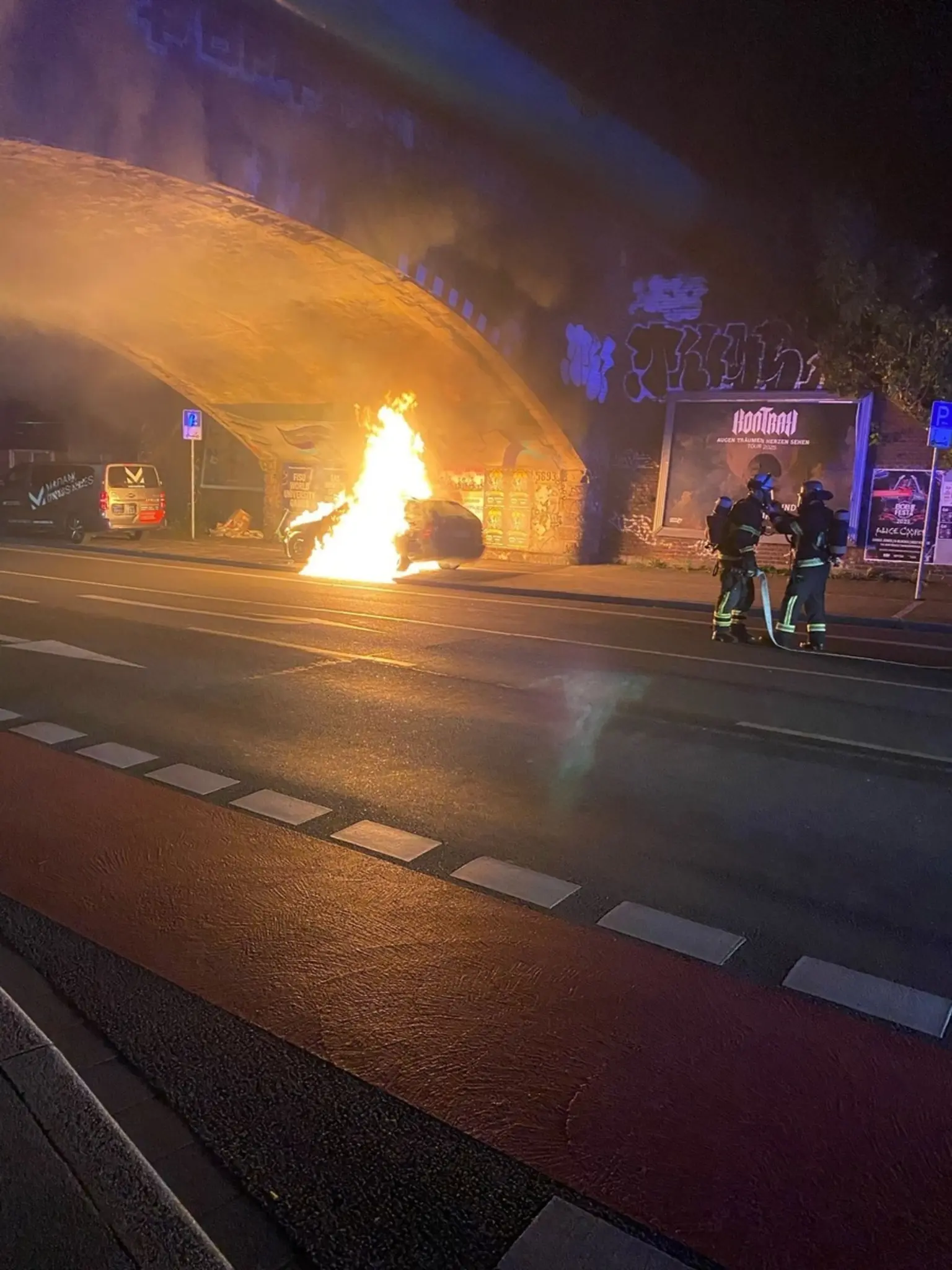 Brennendes Auto unter Brücke: Dortmunder Feuerwehr löscht Brand und prüft Hitzeschäden - Dortmund