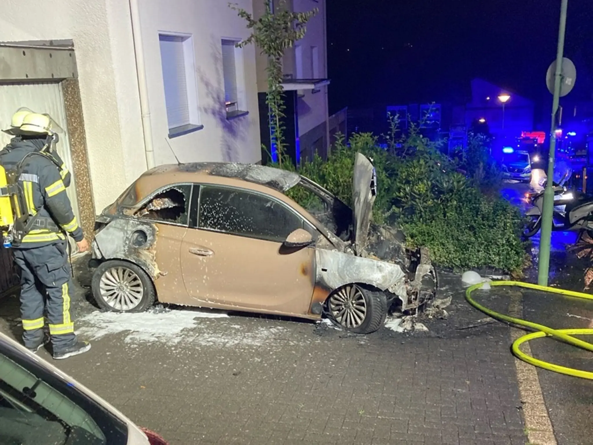 Polizei sucht Zeugen in Hagen: Opel Adam in der Intzestraße durch Feuer ...