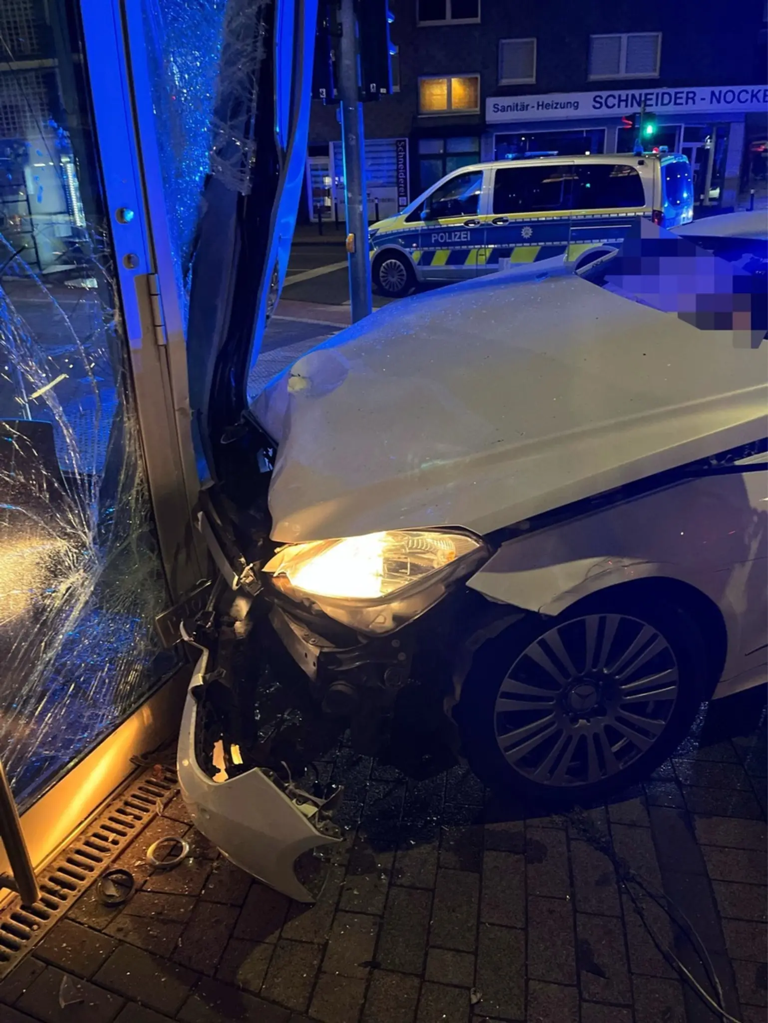 In Duisburg-Wanheimerort: 19-jähriger Autofahrer prallt mit Mercedes gegen Bäckereifassade ...