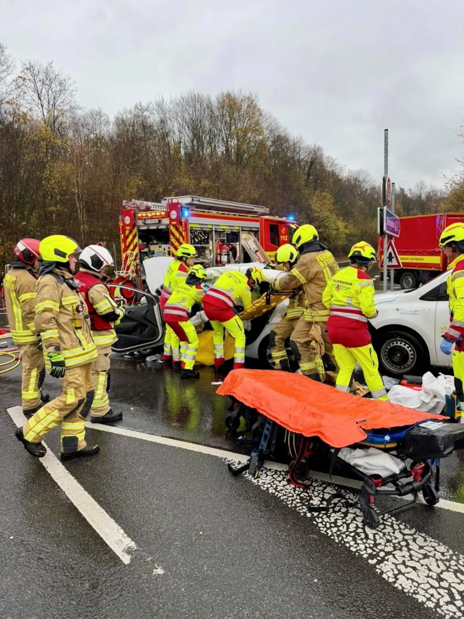 Schwerer Verkehrsunfall in Ratingen: Drei Verletzte nach Kollision mit drei Fahrzeugen - Ratingen