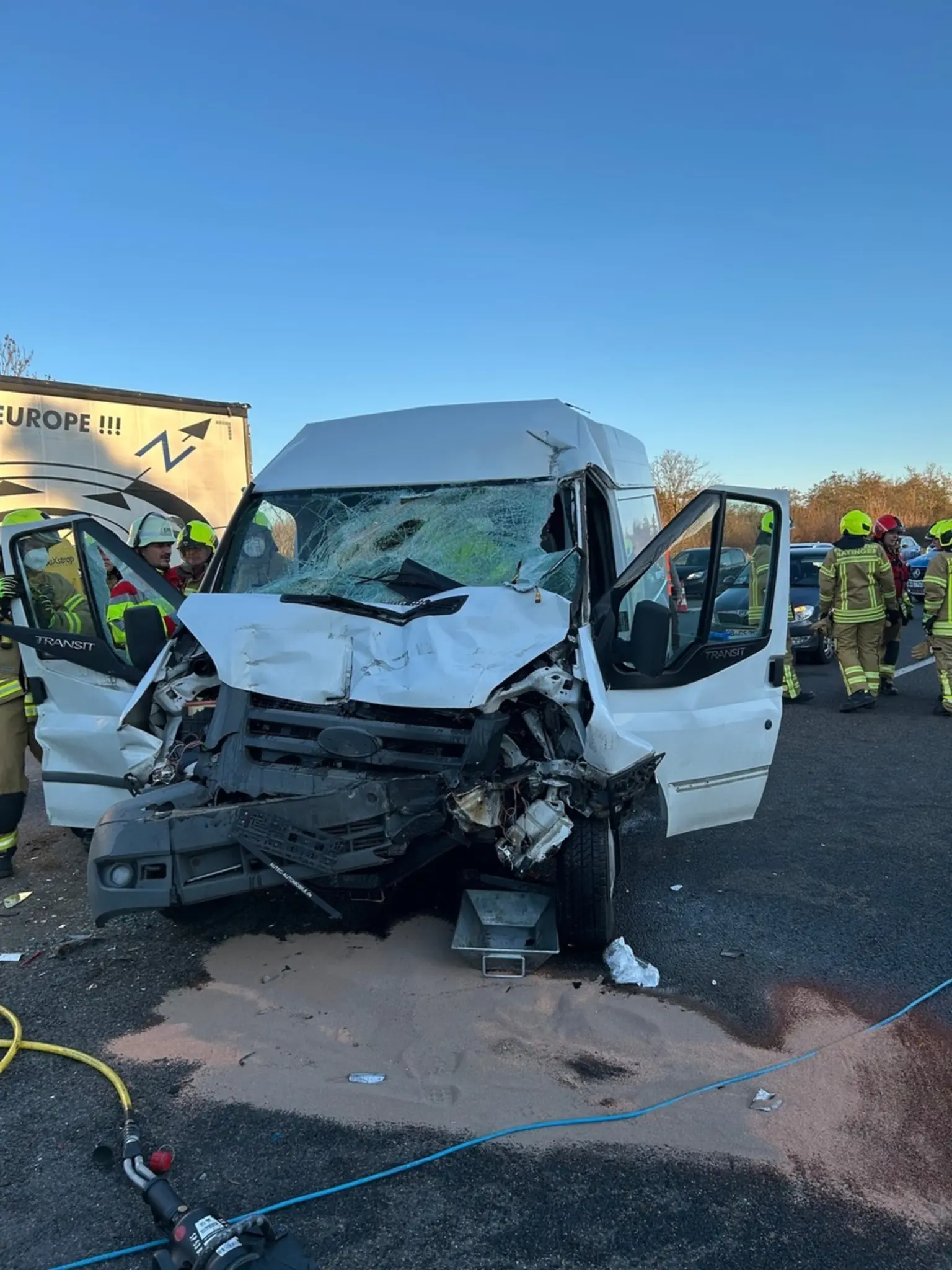 Schwerer Unfall auf der A3: Transporter kollidiert mit Lastwagen - Ratingen