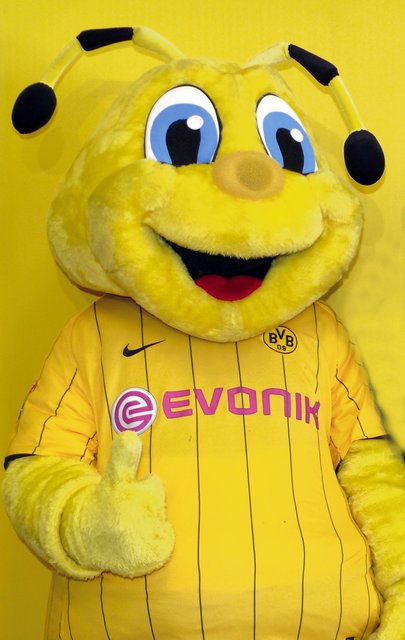 Neuasselner BVB-Fanclub "Einigkeit" feiert mit BVB-Maskottchen Emma