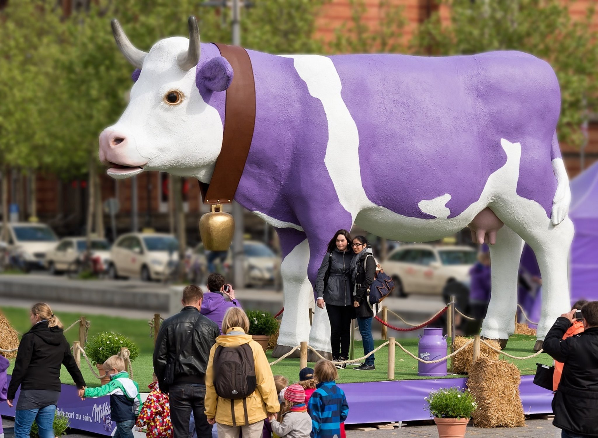 Milka Kuh animiert Essen und Umgebung zum großen Straßenmalerei-Happening