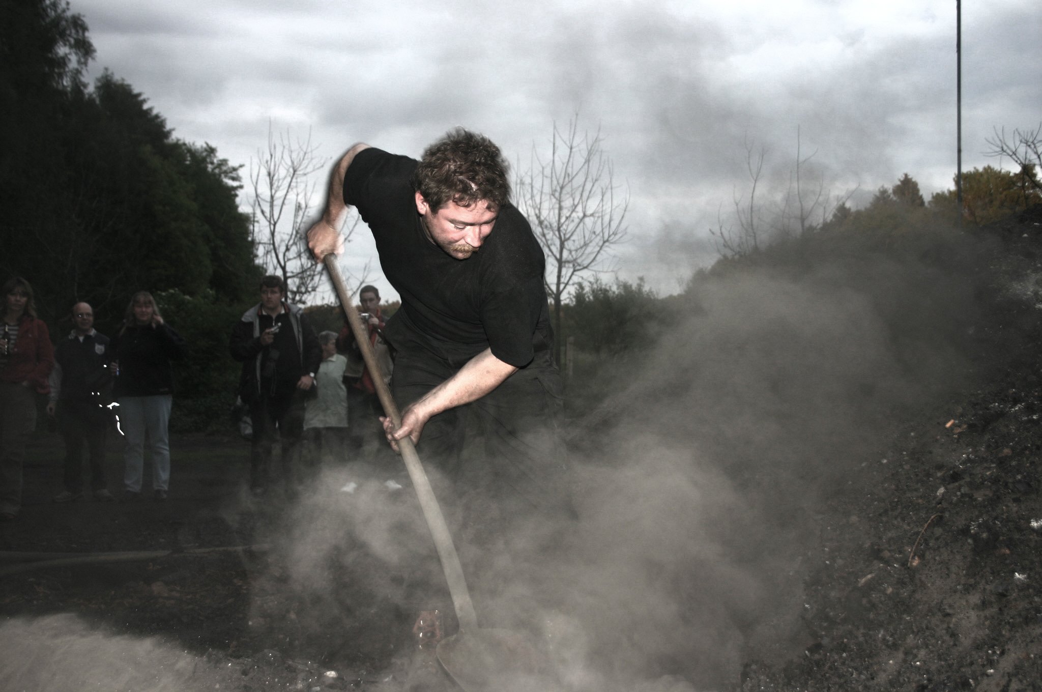 Köhler Hubertus Birkelbach lässt es qualmen / Holzkohlenmeiler wird am ...