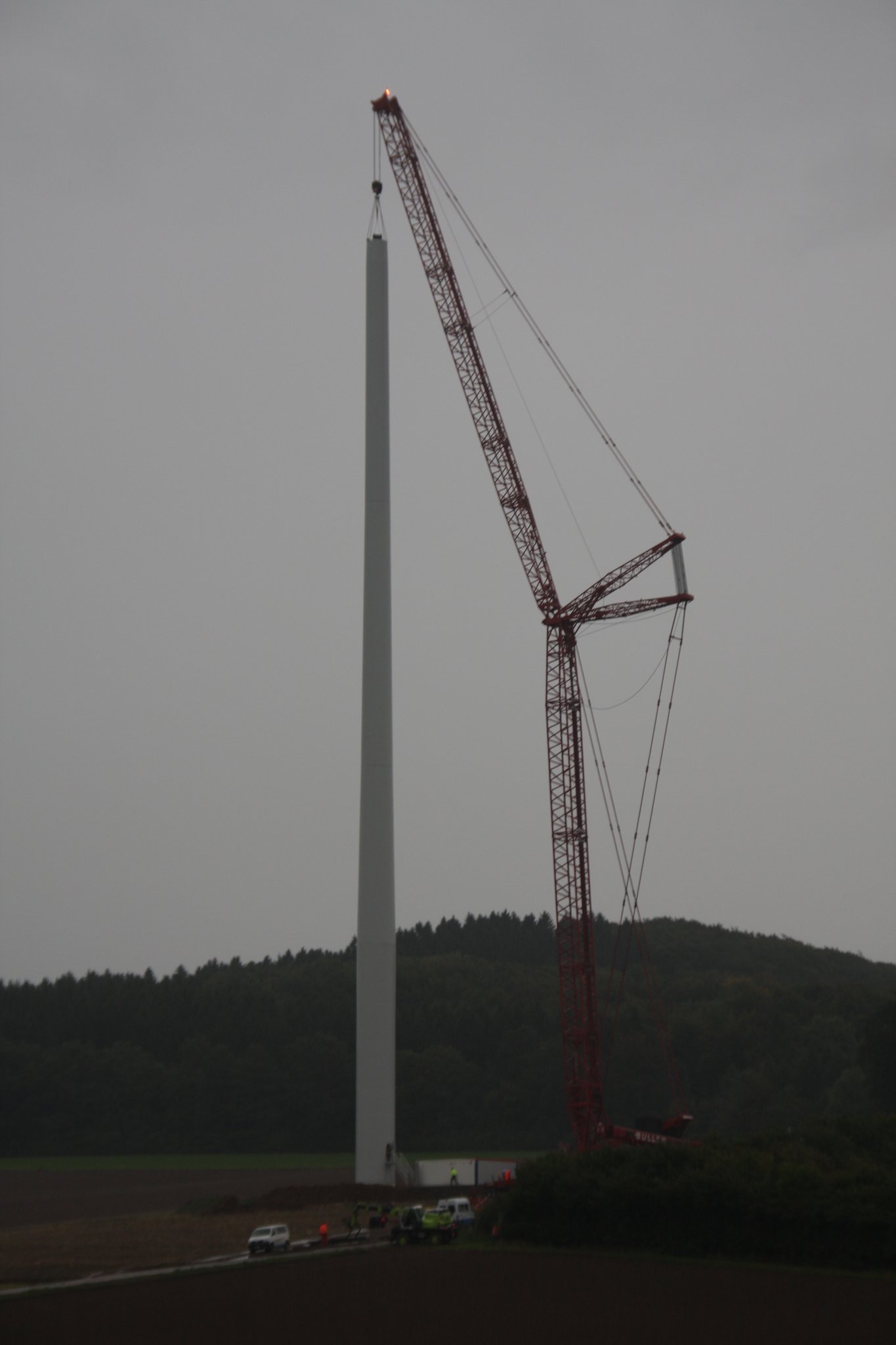 Der Turm für das neue Windrad im Beckumer Feld steht (Höhe 105 Meter)