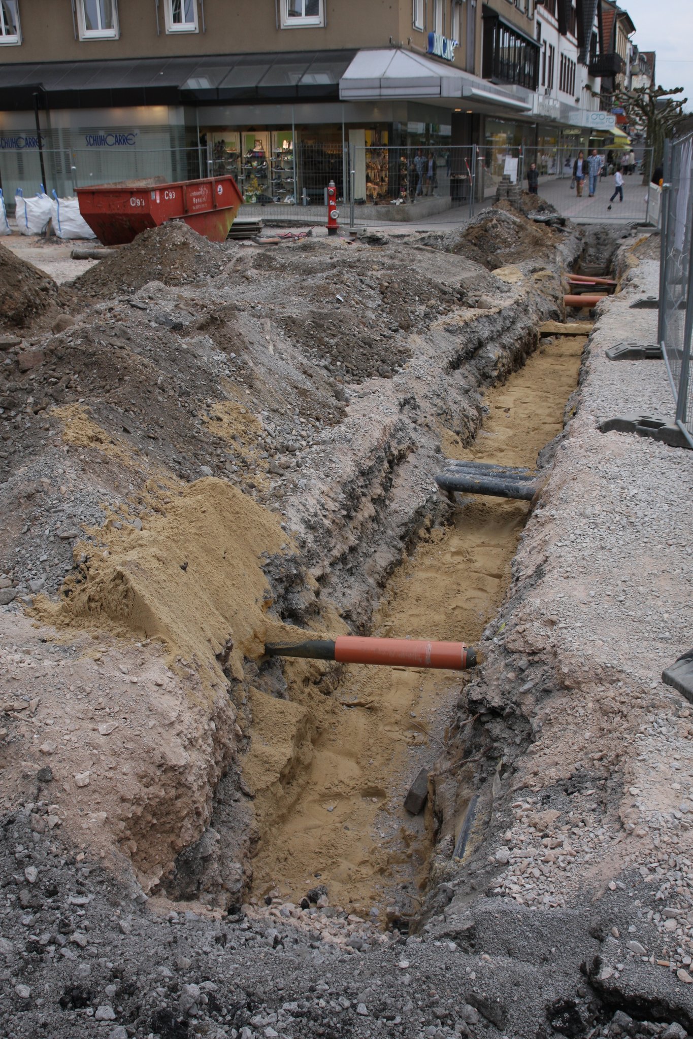 Die Neugestaltung des alten Rathausplatz in Menden "Der Graben für eine ...
