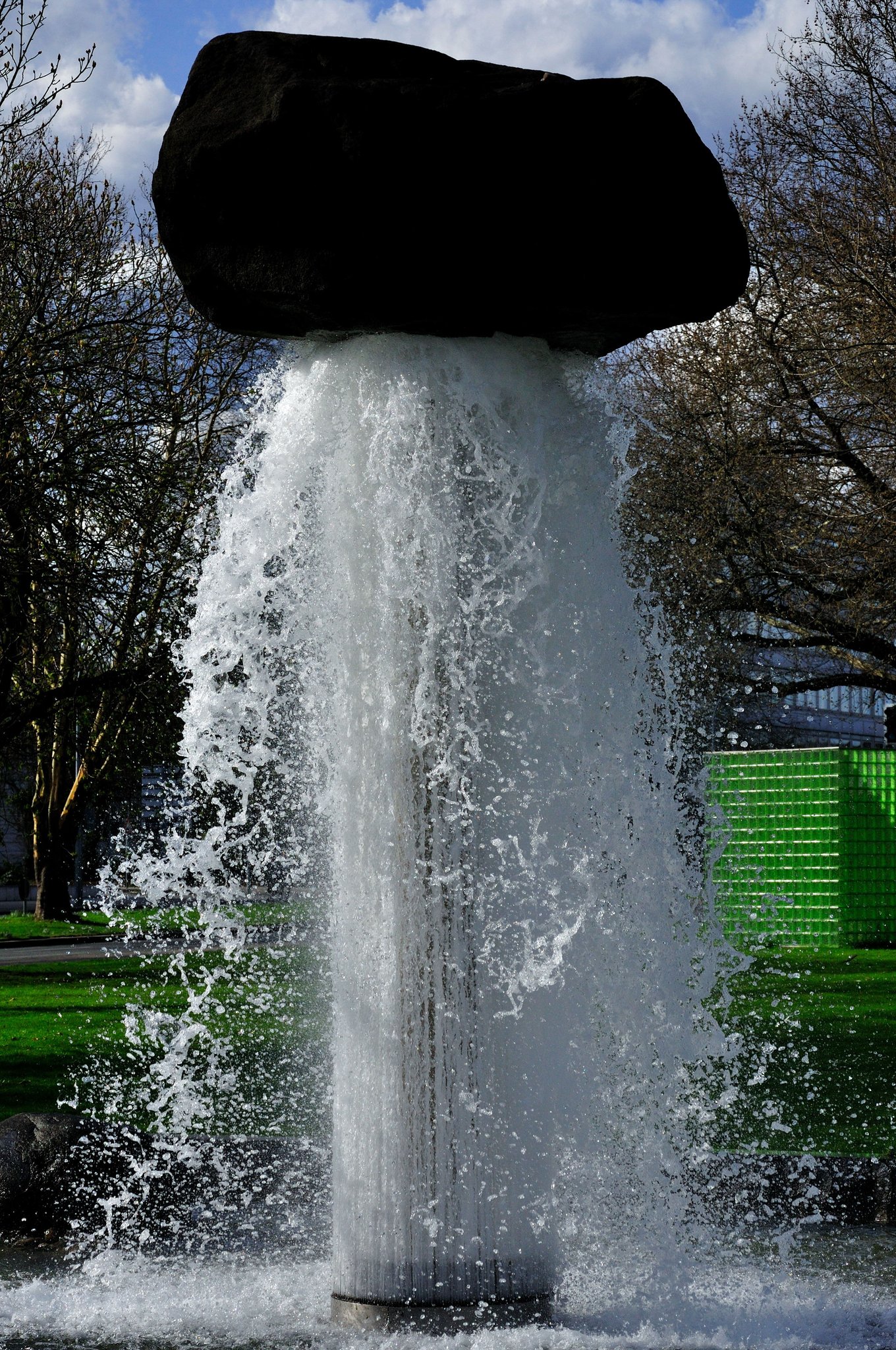 Die Kraft des Wassers,Skulptur des Künstlers Takashi Naraha. vor dem ...