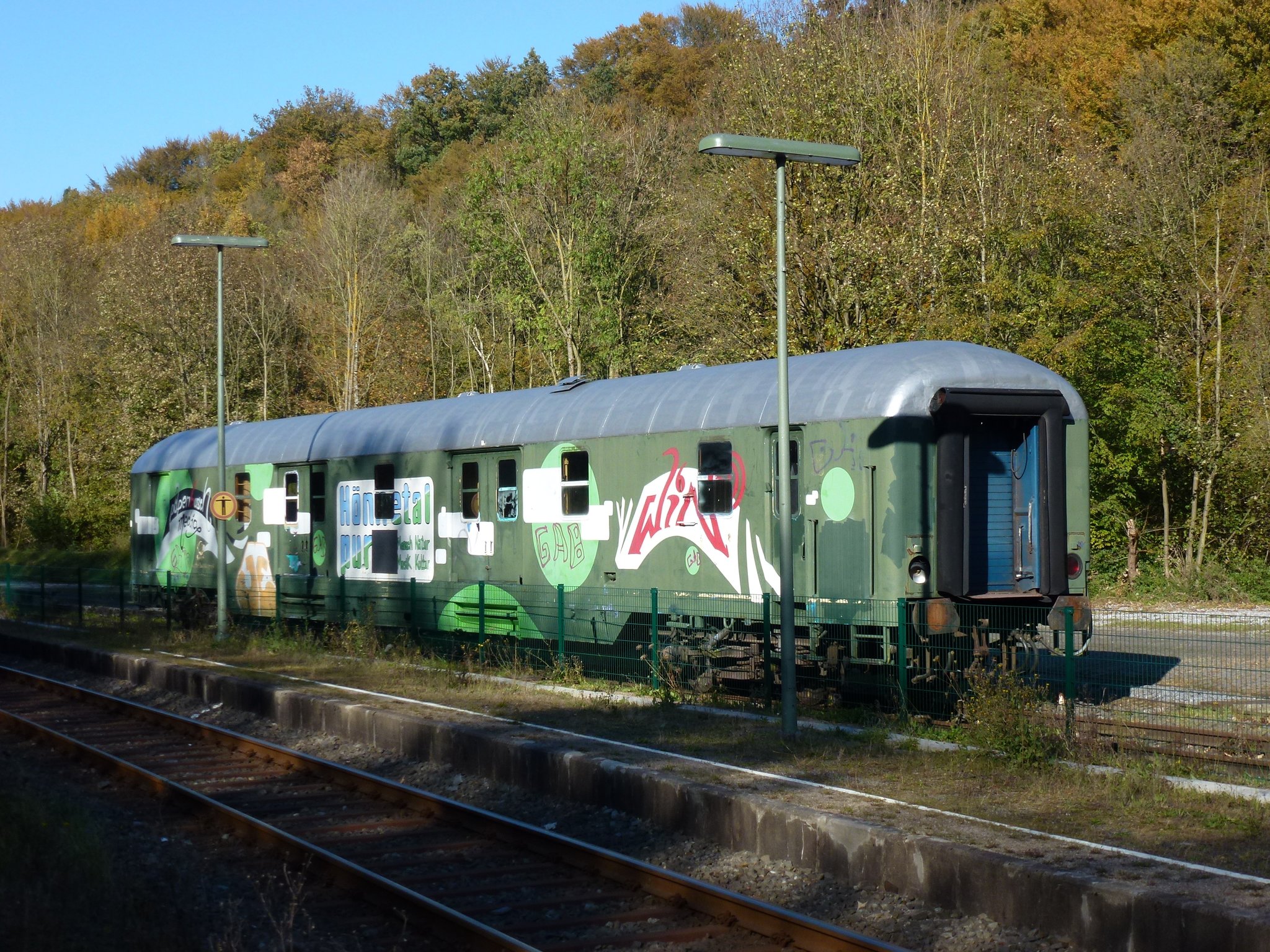 Ein alter historischer Postwagen am Bahnhof Binolen
