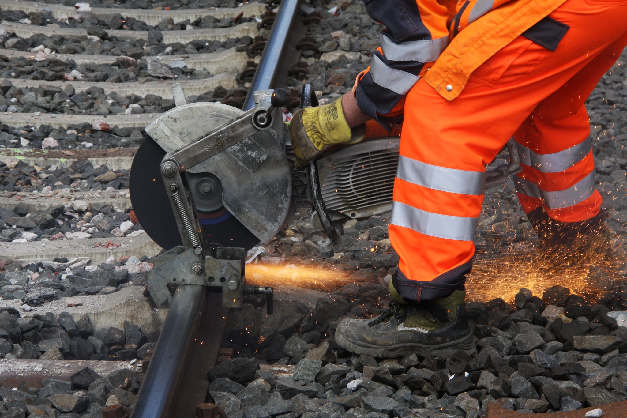 Schienen schneiden am Bahnhof Menden