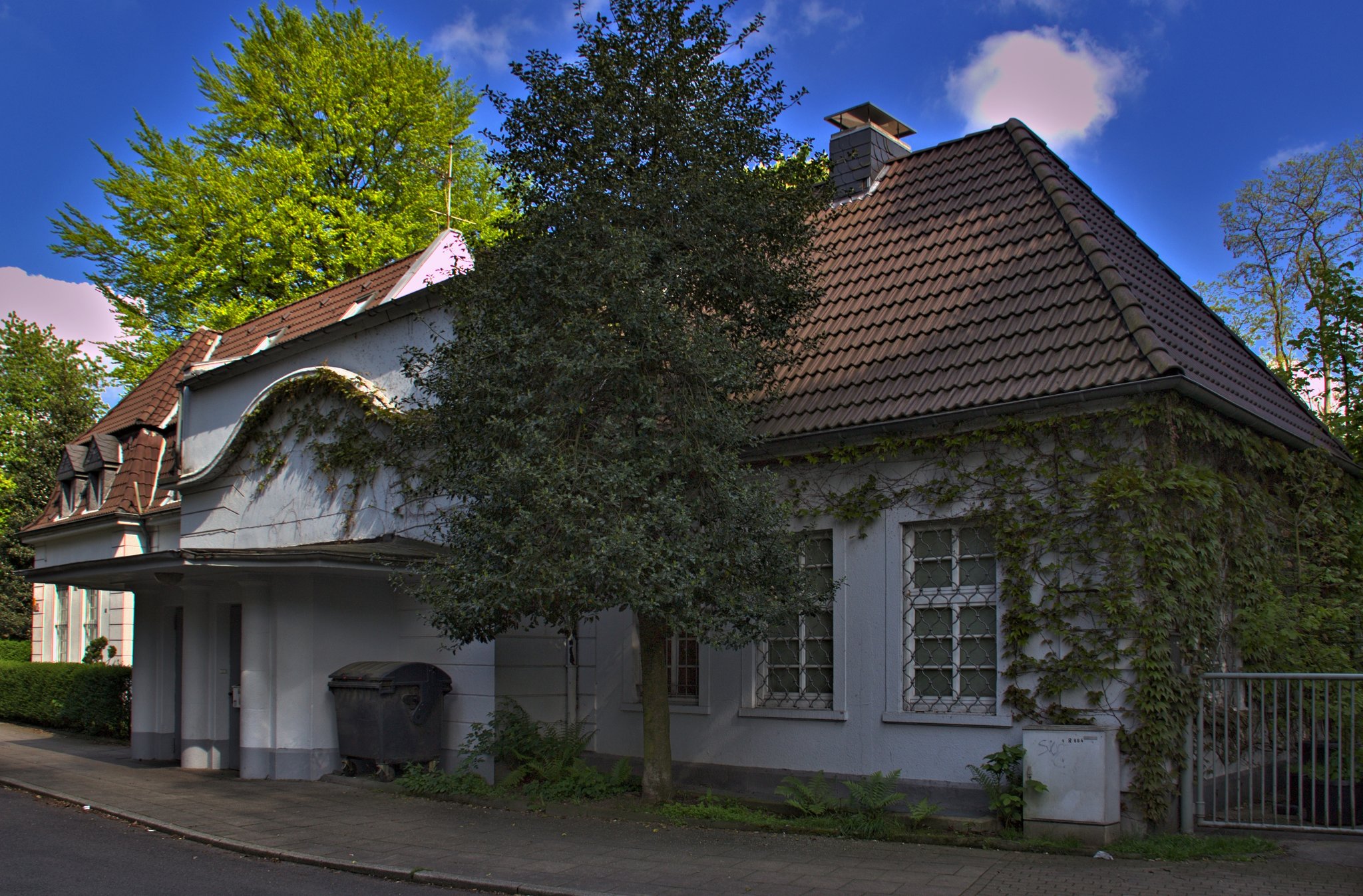 Der ehemalige Bahnhof Essen-Altendorf . Neben dem Bahnhof an der ...
