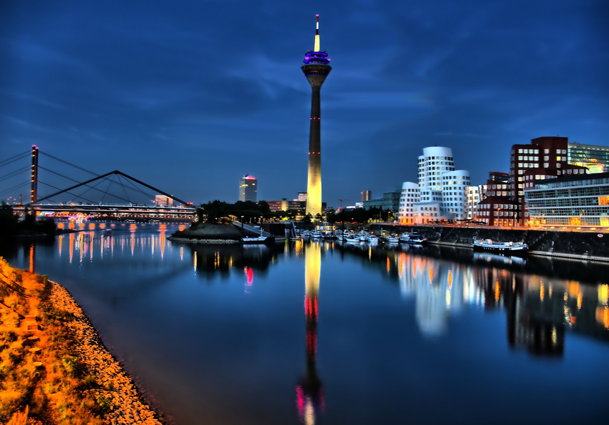 Rheinturm in der blauen Stunde - meine 1.HDR Aufnahme