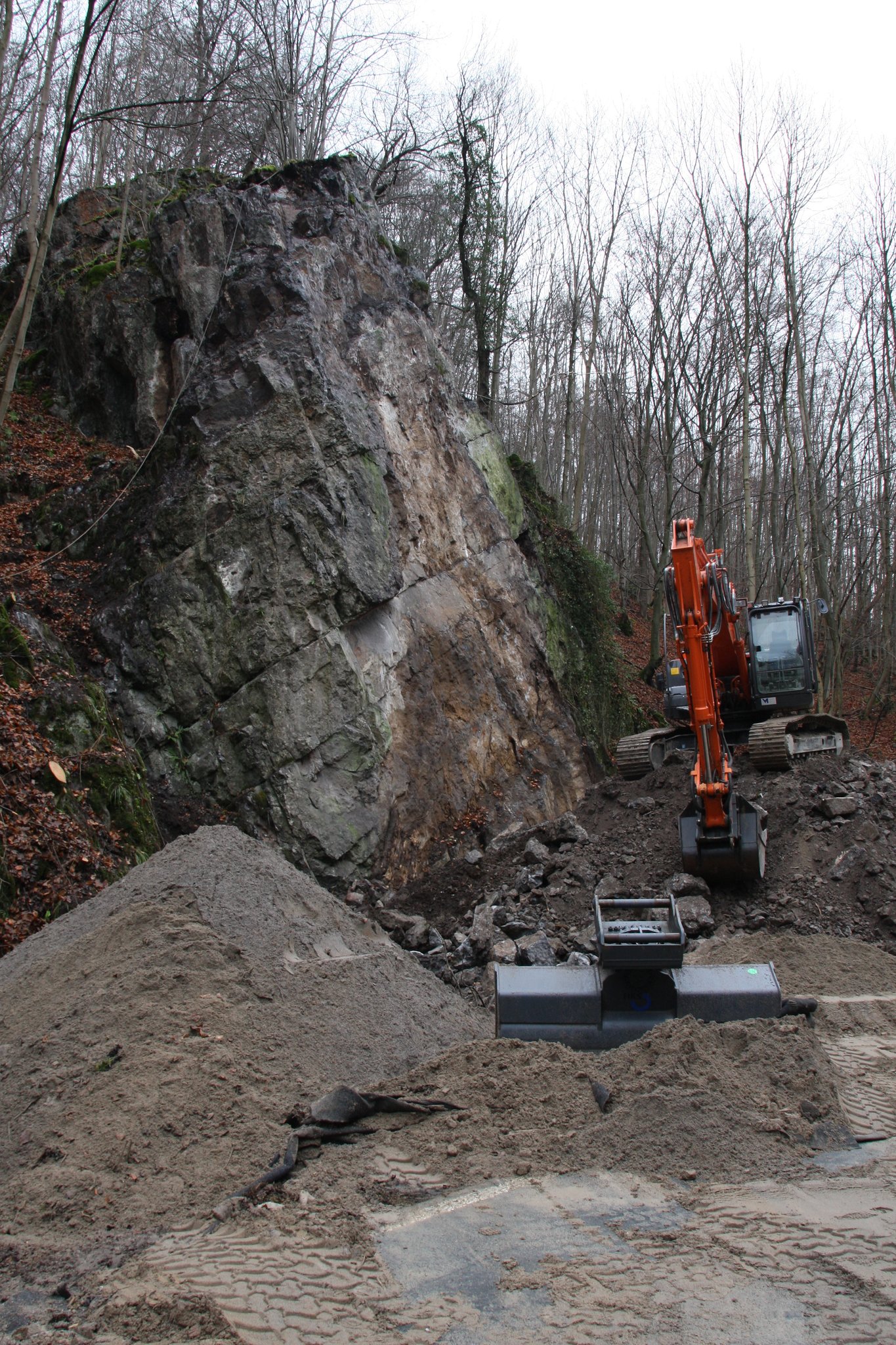 Der Felsen neben der B 515 ist sauber von Locker-und Geröllsteinen