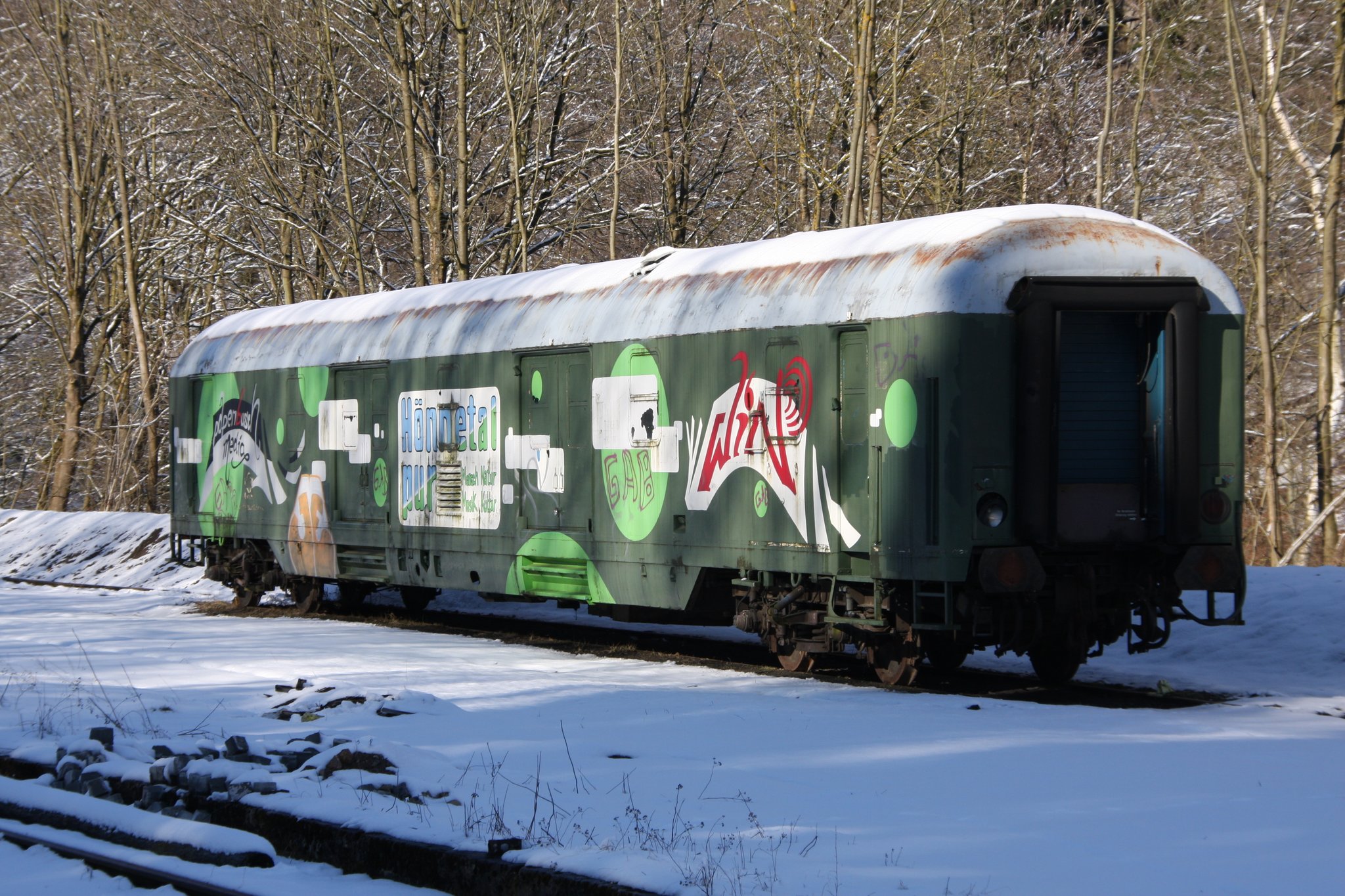Alter historischer Postwagen in Binolen