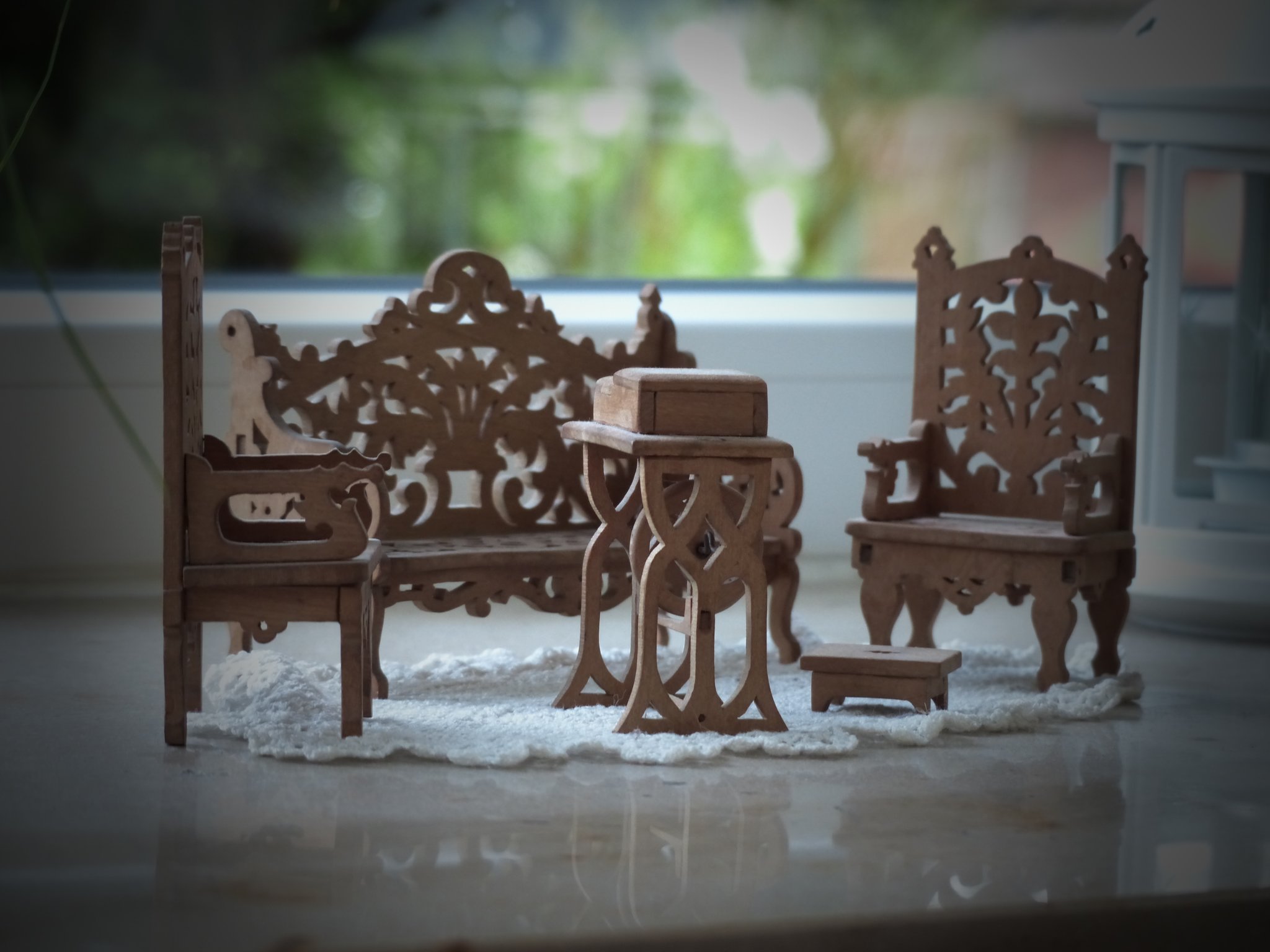 Aus Holz geschnitzt, echte Handarbeit.